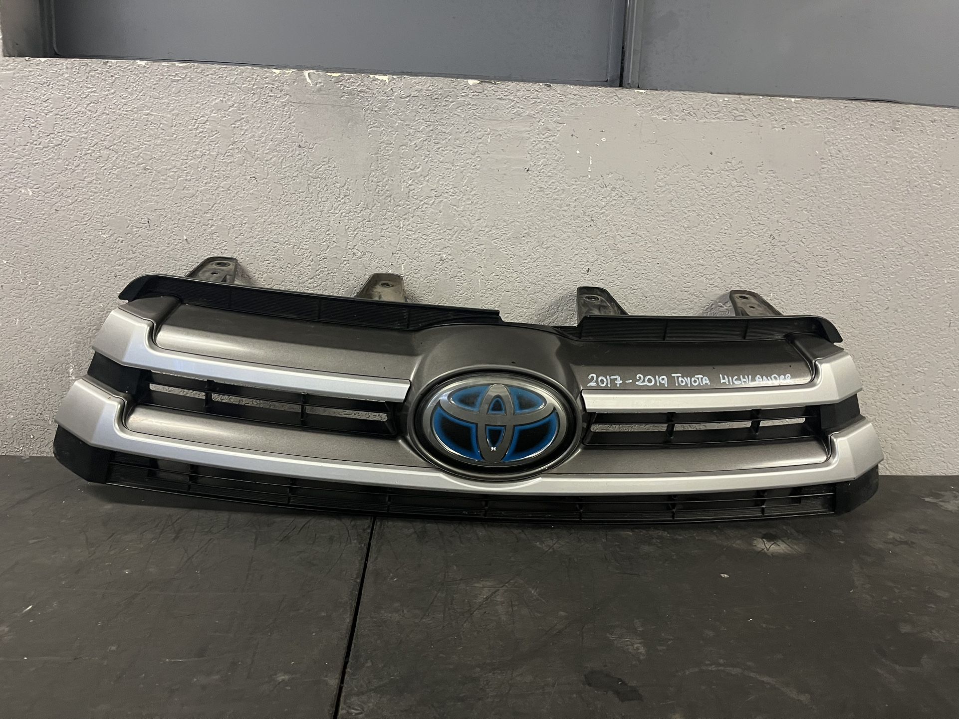 2017-2018-2019 TOYOTA HIGHLANDER GRILL OEM USED for Sale in Compton, CA ...