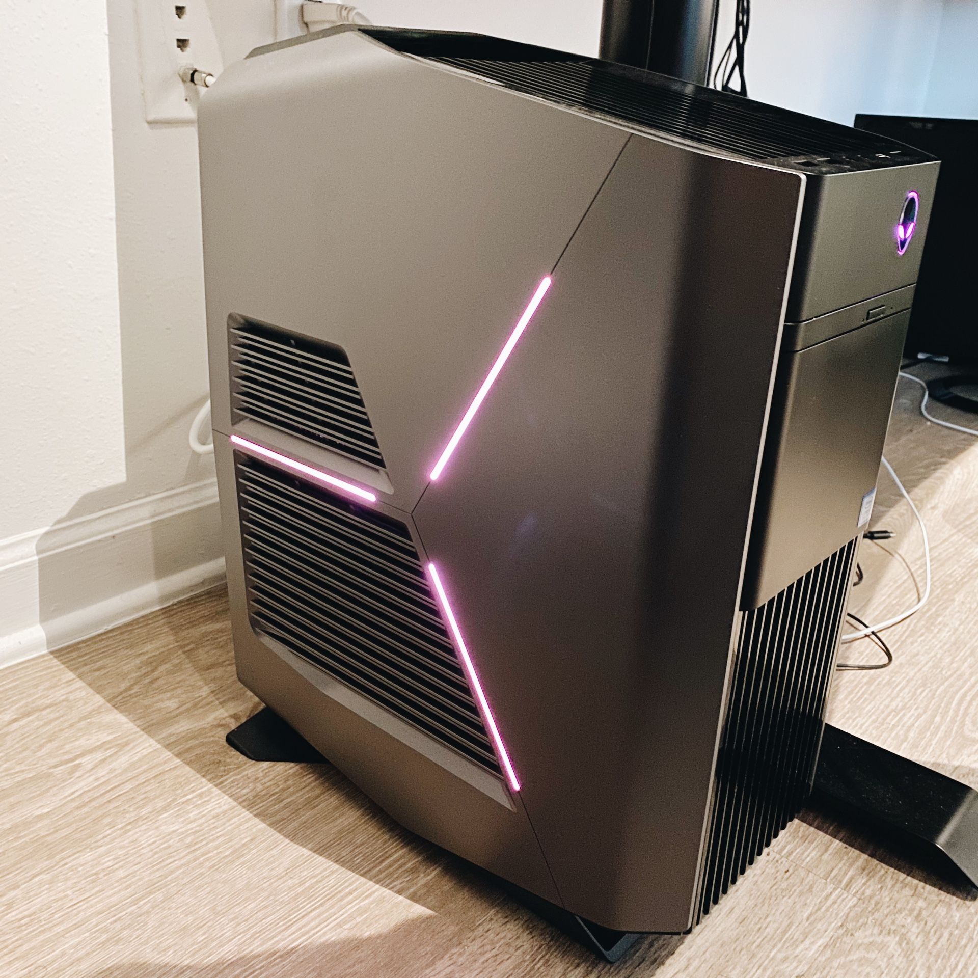 Alienware Aurora R8 + 144Hz IPS Asus Monitor for Sale in Fort ...