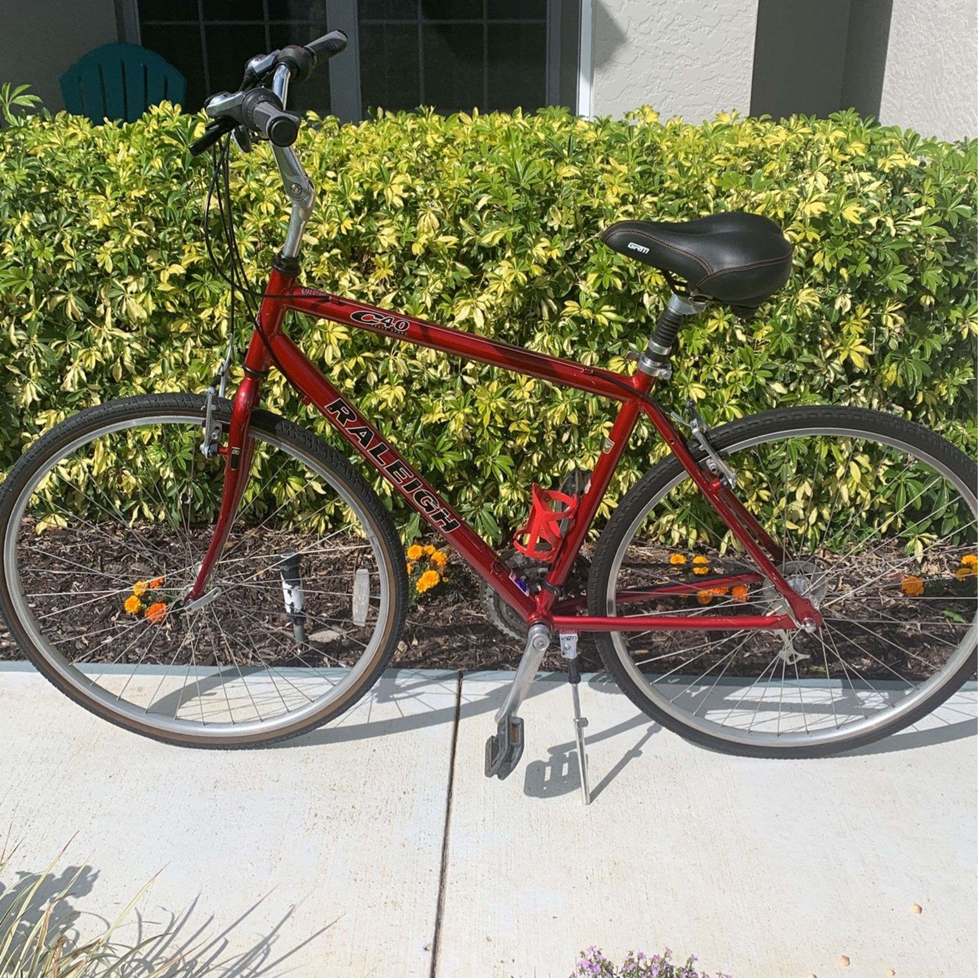 Sweet Raleigh C40 700c Hybrid Bicycle! for Sale in Fort Myers, FL - OfferUp