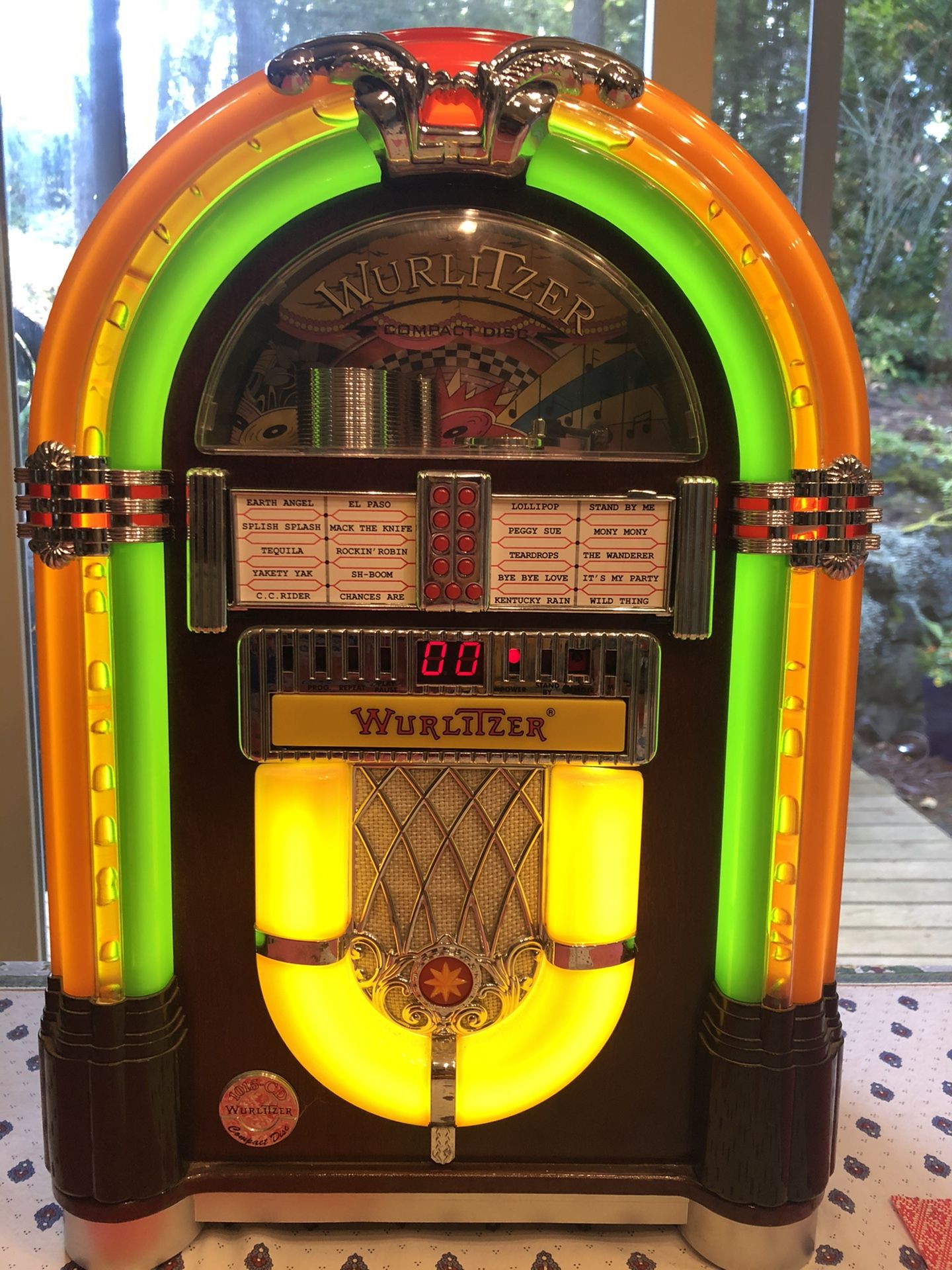Great shape!! 2003 Wurlitzer reproduction - FM radio and CD Player with ...