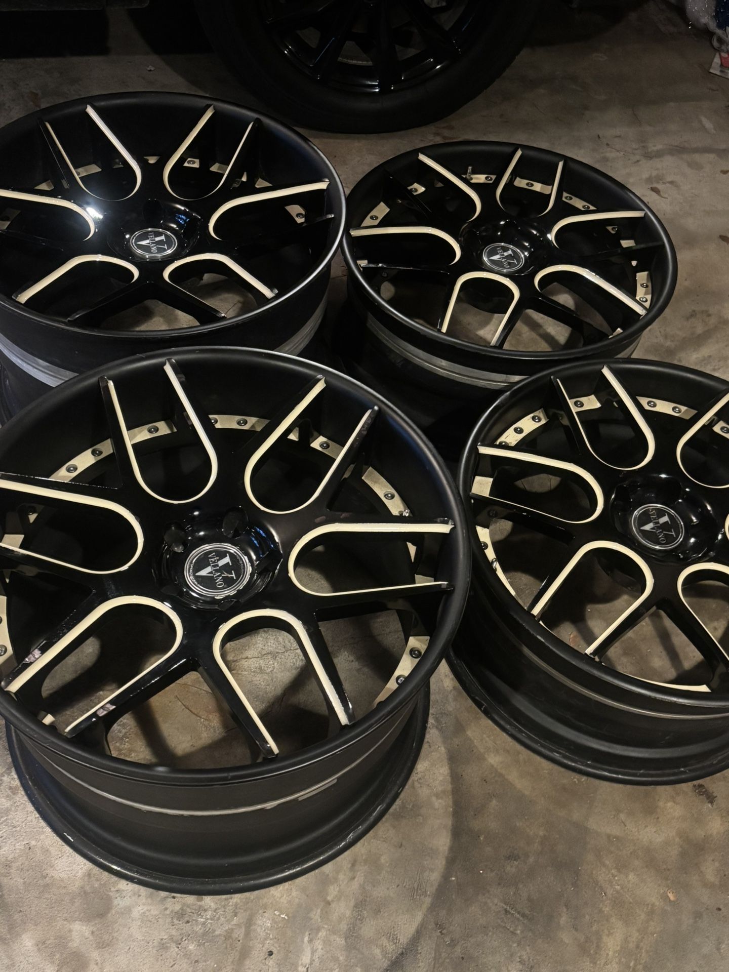 22 Inch Staggered Rims for Sale in Shenandoah, TX - OfferUp