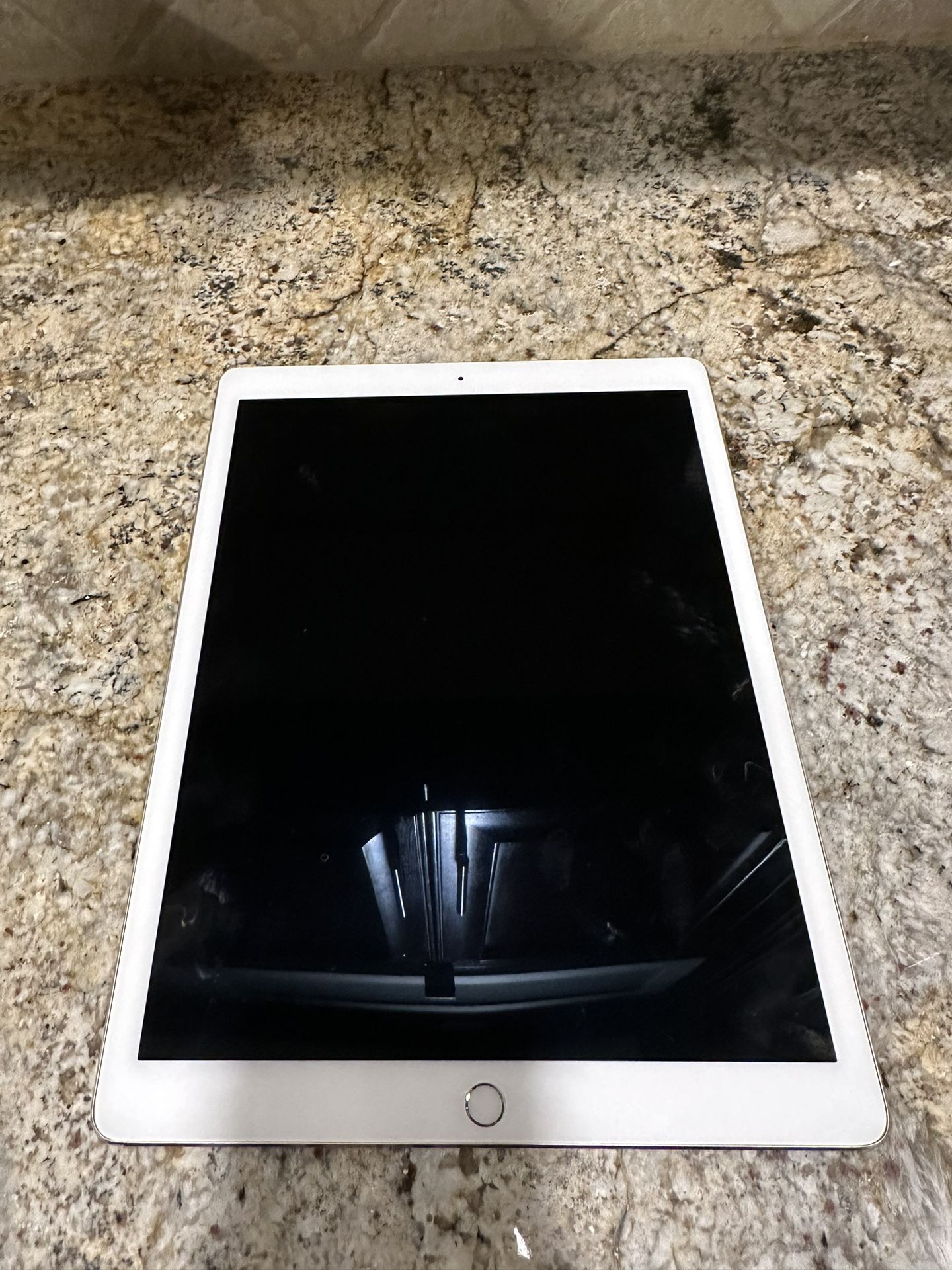 Ipad Pro (selling for parts) for Sale in Allentown, PA - OfferUp