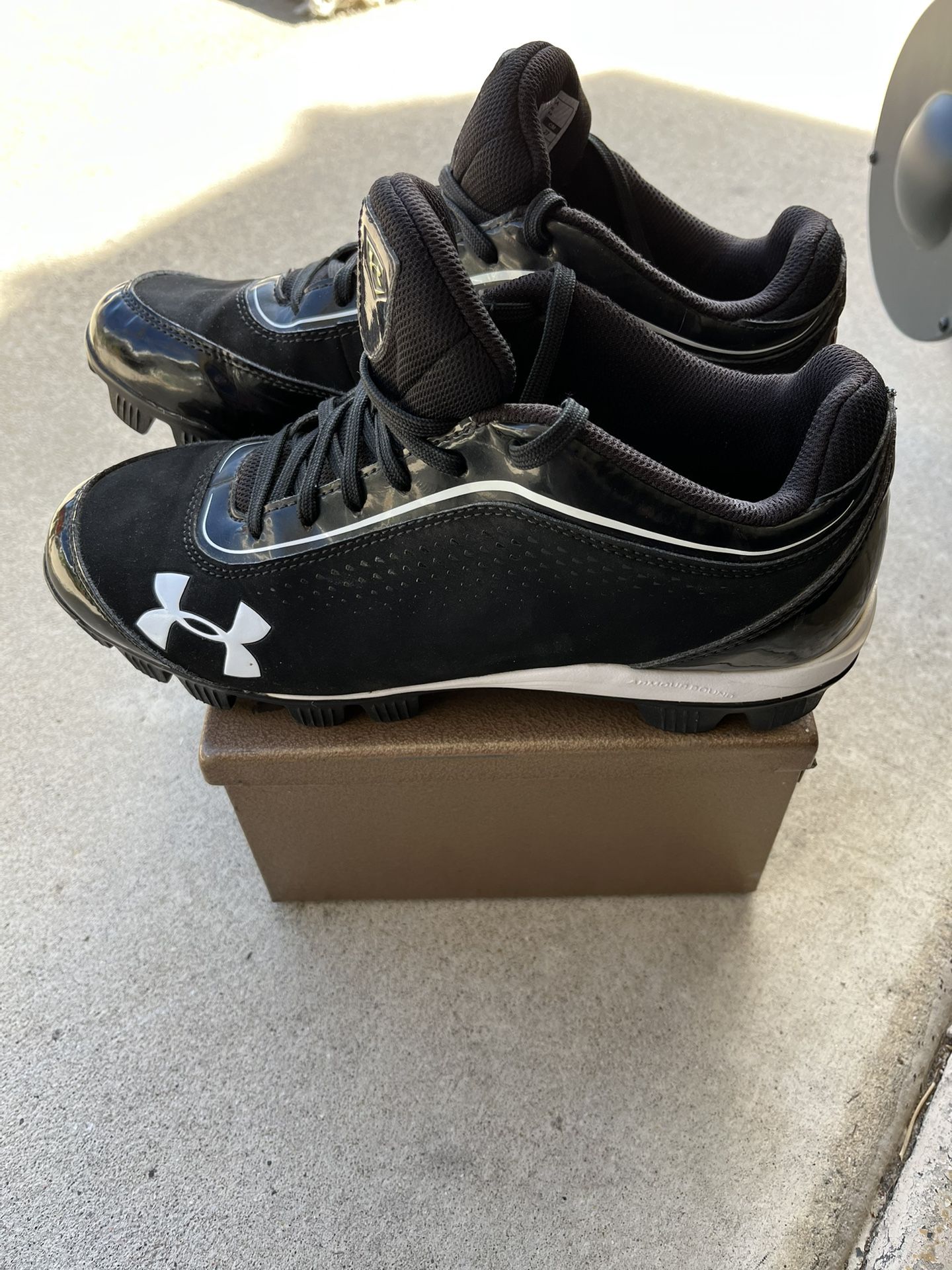 Under Armour Cleaks Size 9 for Sale in Orange, CA - OfferUp