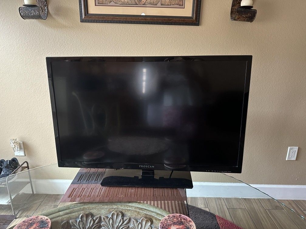 Proscan PLDV321300 32" HD LED TV with Built-In DVD Player for Sale in Kissimmee, FL - OfferUp
