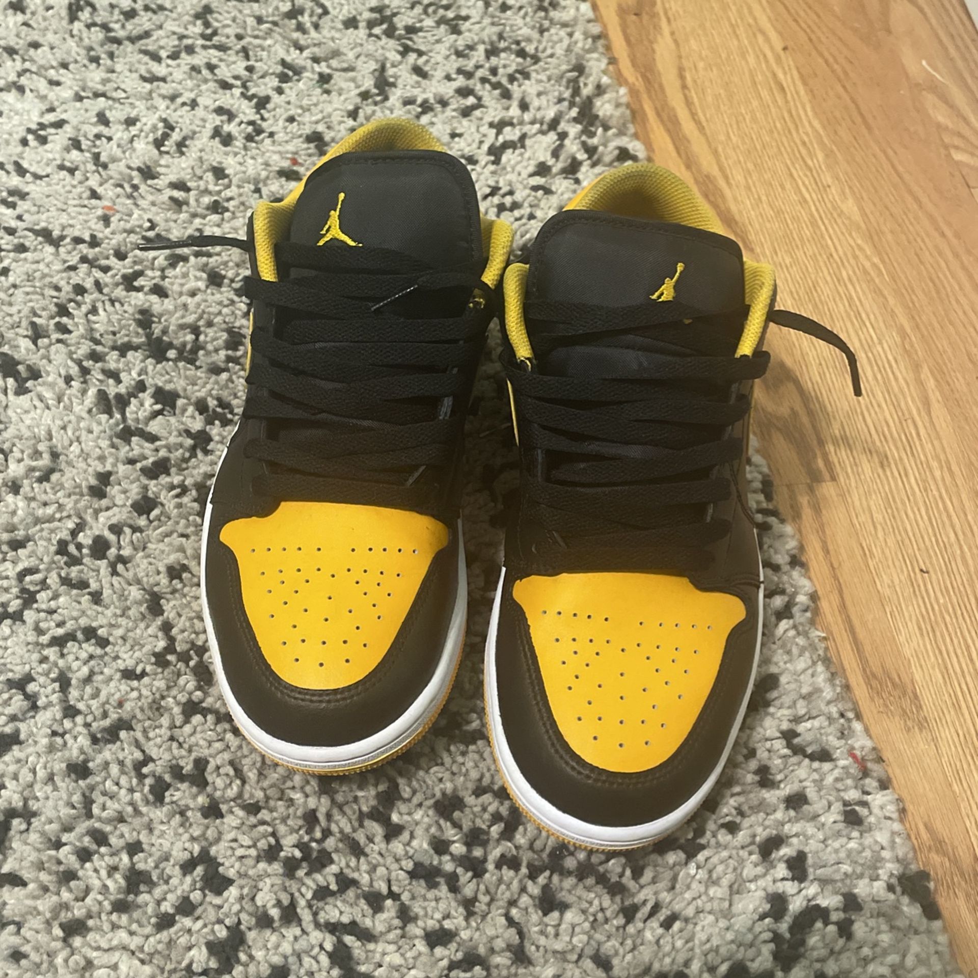 Jordan Low 1s Black/yellow for Sale in Stockton, CA - OfferUp
