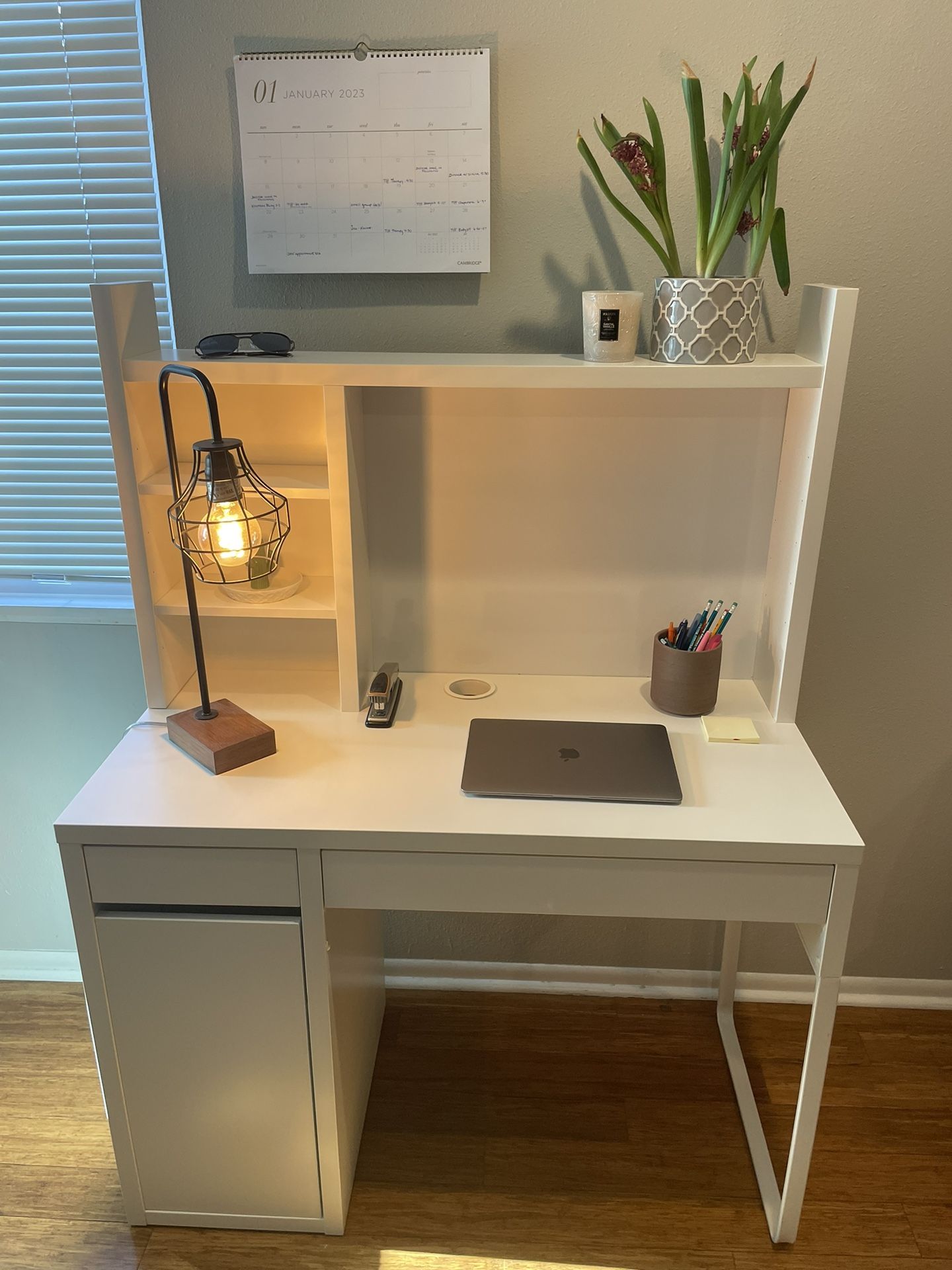 Beautiful White Desk for Sale in Portland, OR - OfferUp