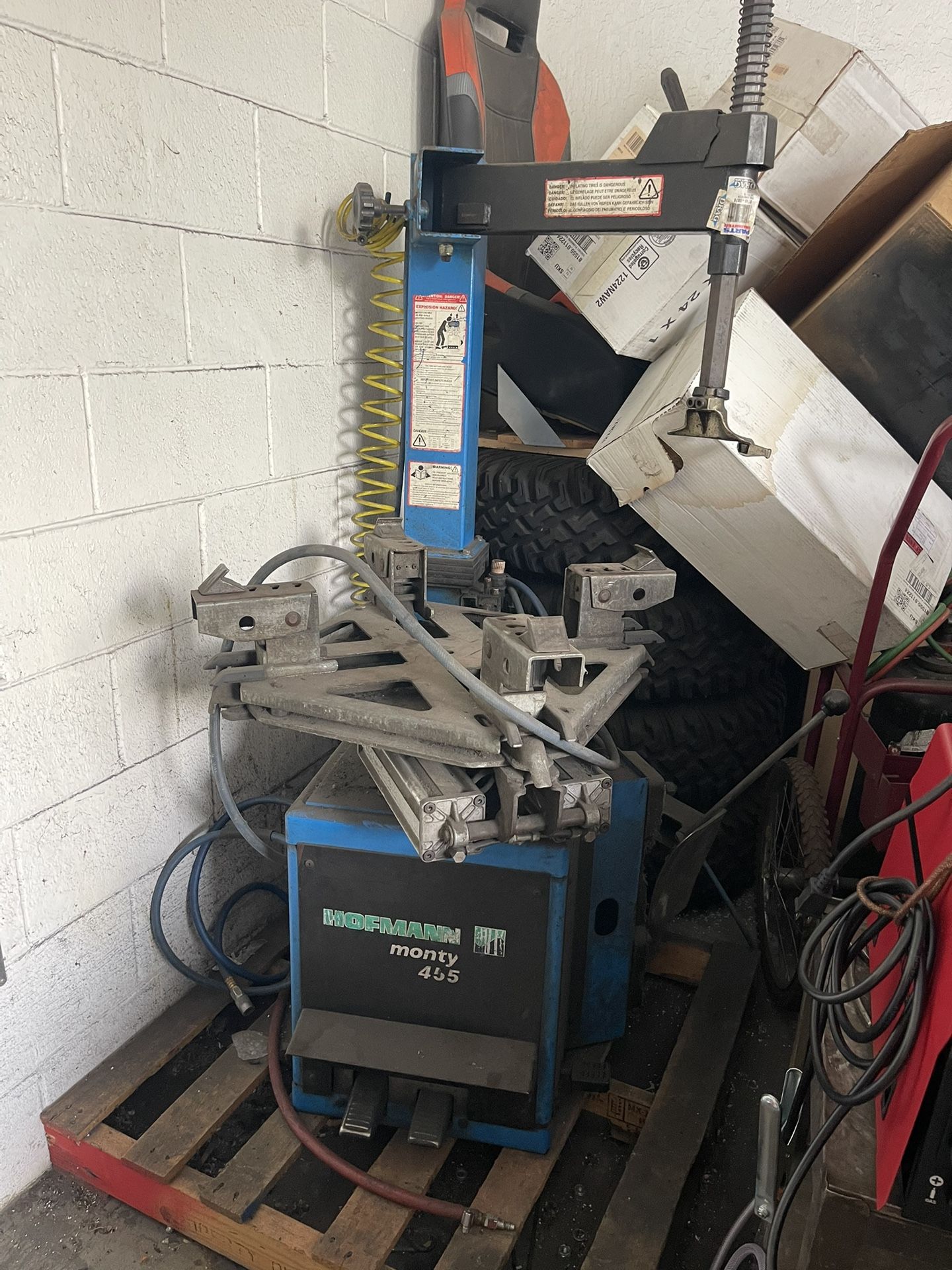 Hofmann monty 455 tire machine for Sale in Los Angeles, CA - OfferUp