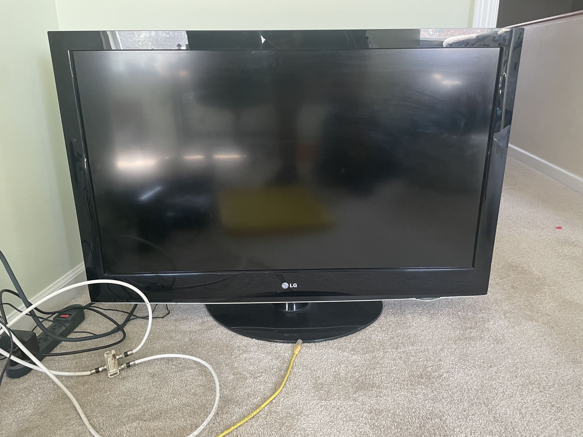 40 Inch LG TV for Sale in Peekskill, NY - OfferUp