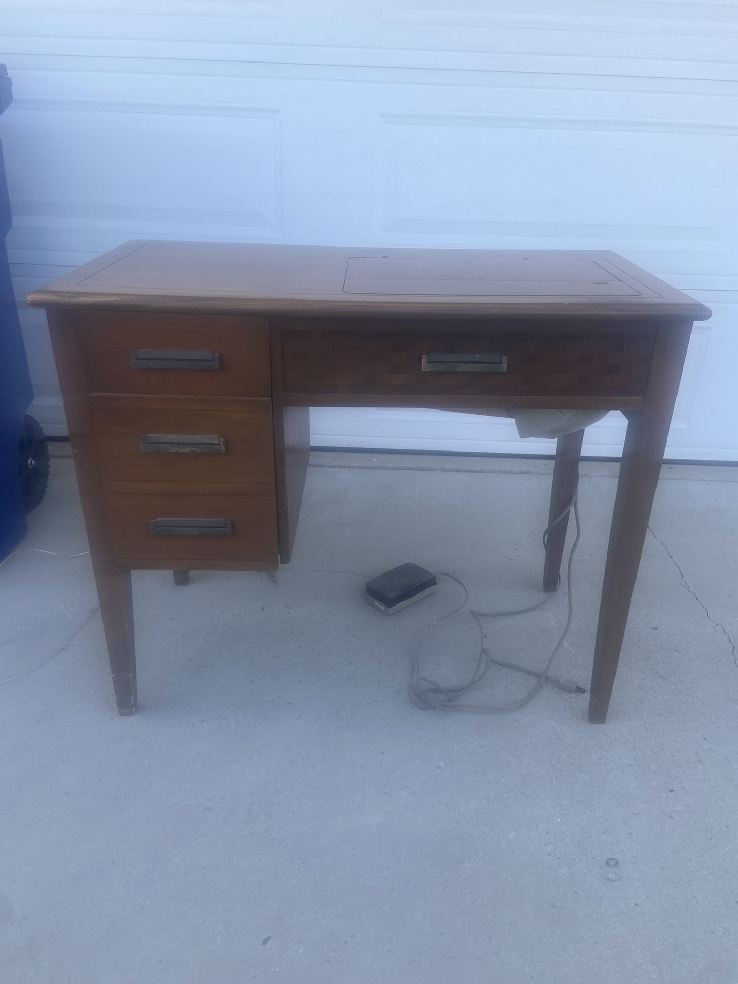 Vintage singer Seeing Machine Table*fREE for Sale in Buena Park, CA ...