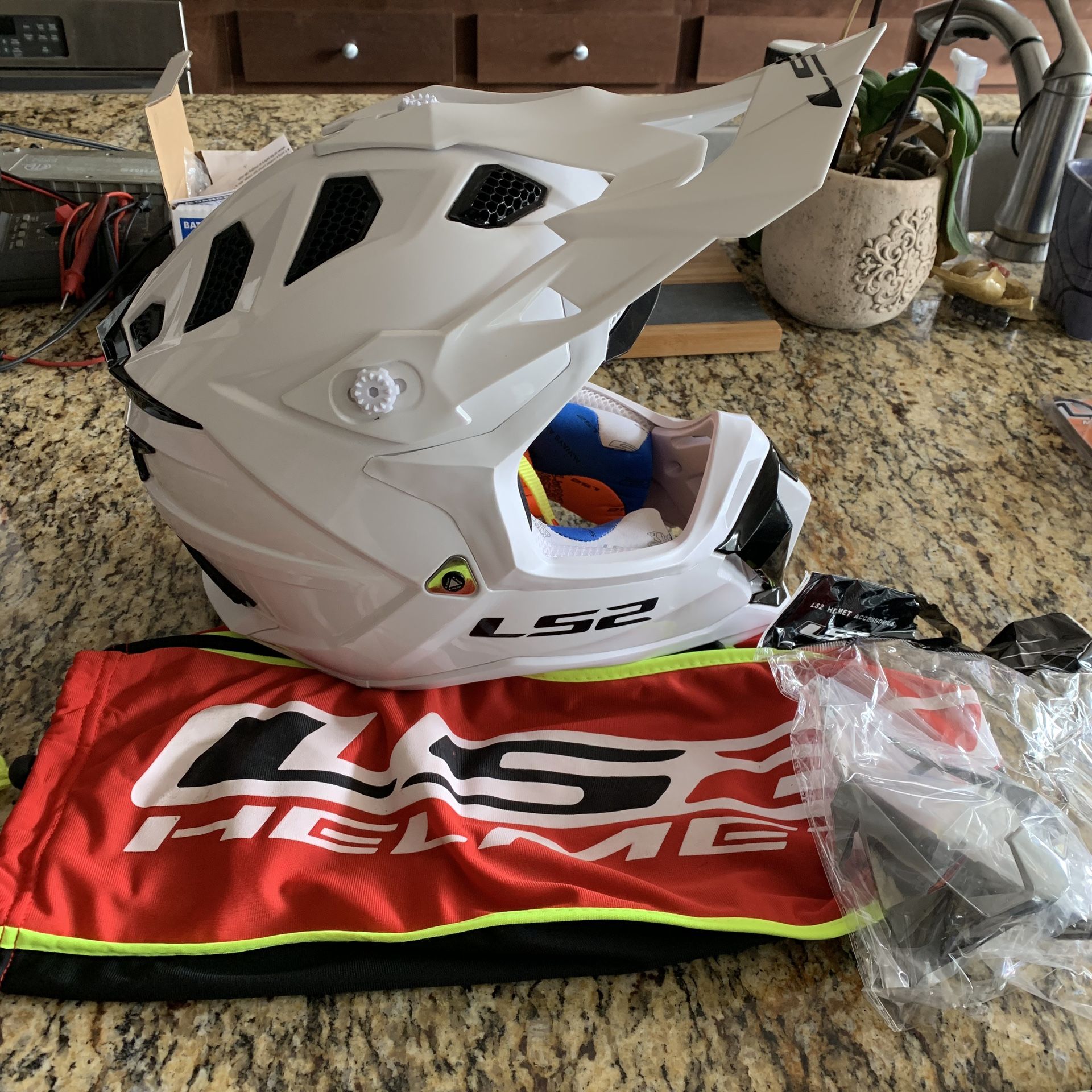 Brand New 2019 LS2 MX-470 Subverter Helmet- Size Medium - NEVER WORN ...