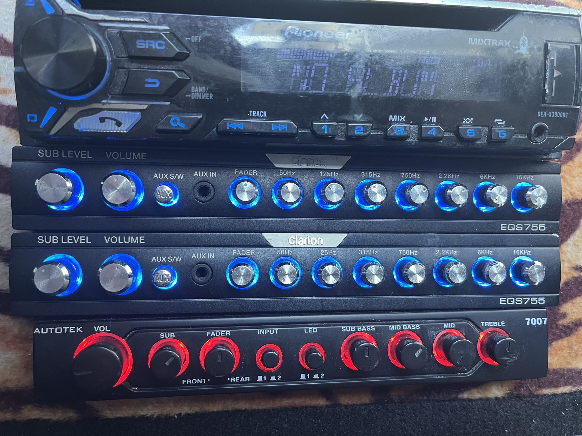 medusa/ radio and equalizers for Sale in Hialeah, FL - OfferUp