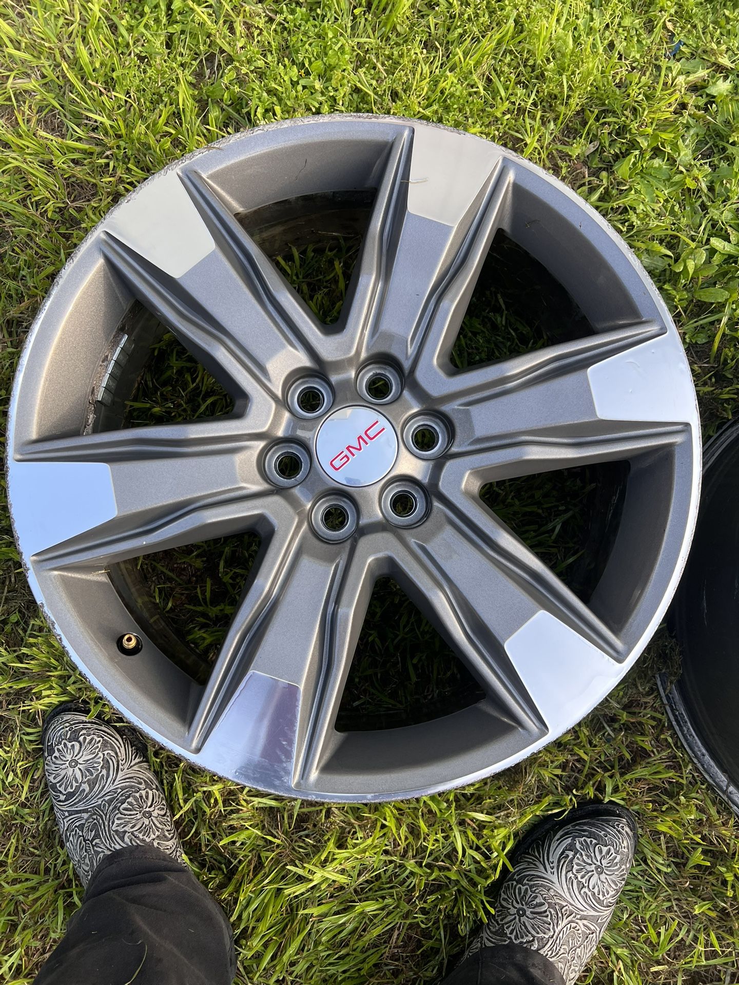 GMC 20 Inch Wheels 20x8 for Sale in San Antonio, TX - OfferUp