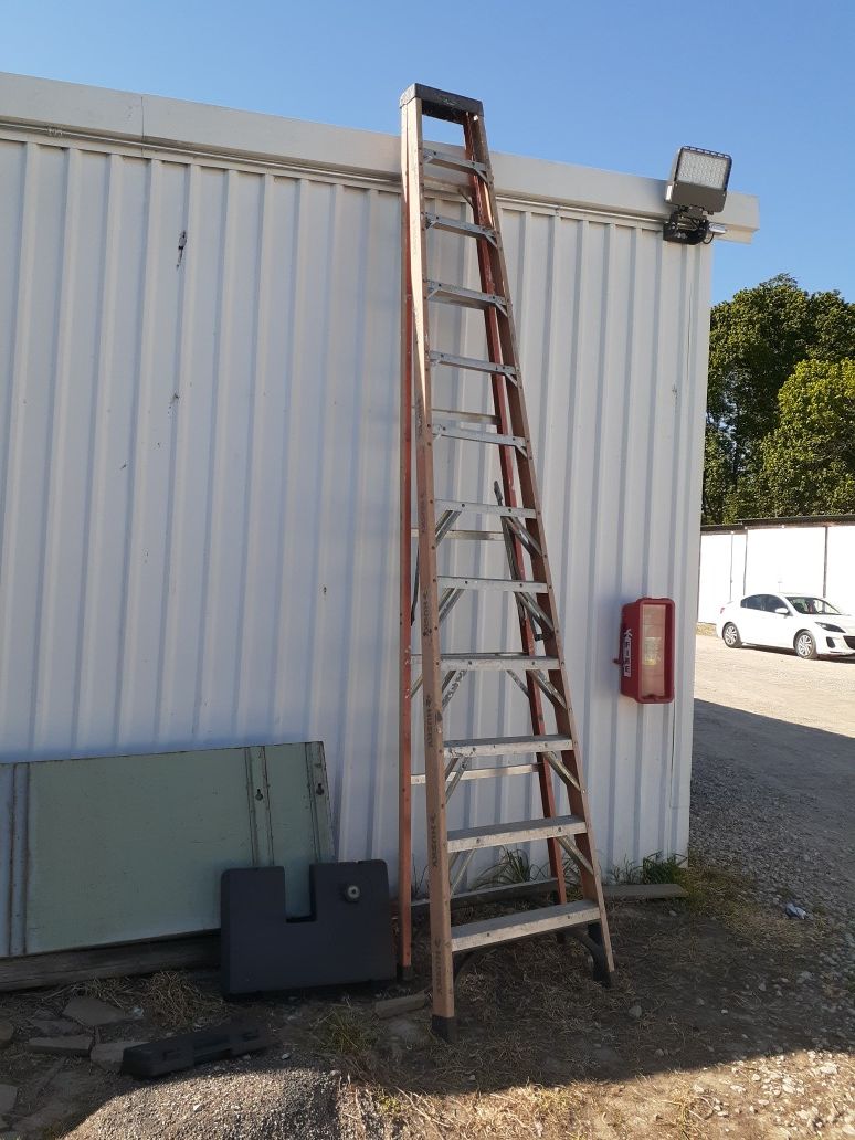Ladder Fiberglass 20 foot step Ladder for Sale in Humble, TX - OfferUp