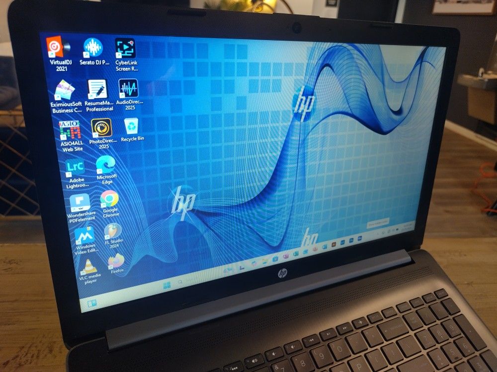 HP Notebook - Perfect 300% - New Battery And Charger - 2025-26 Windows ...