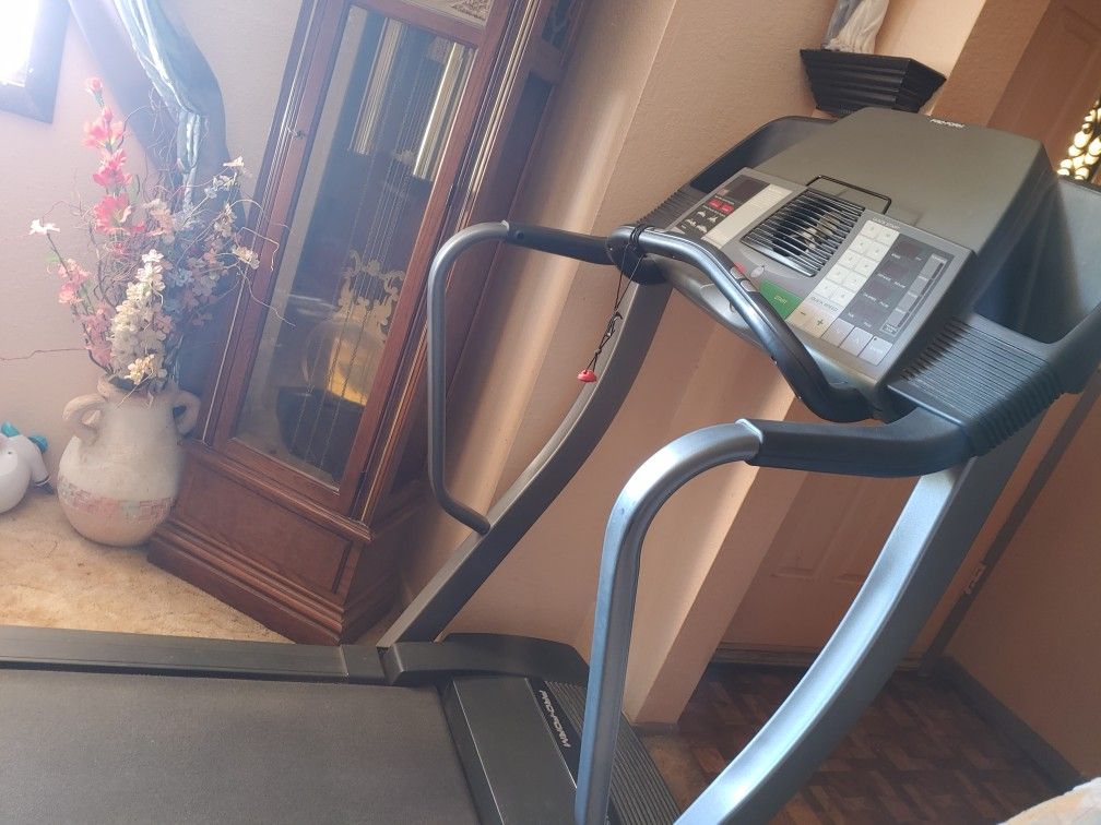 Pro Form 545s Tredmill Like New for Sale in Phoenix, AZ - OfferUp