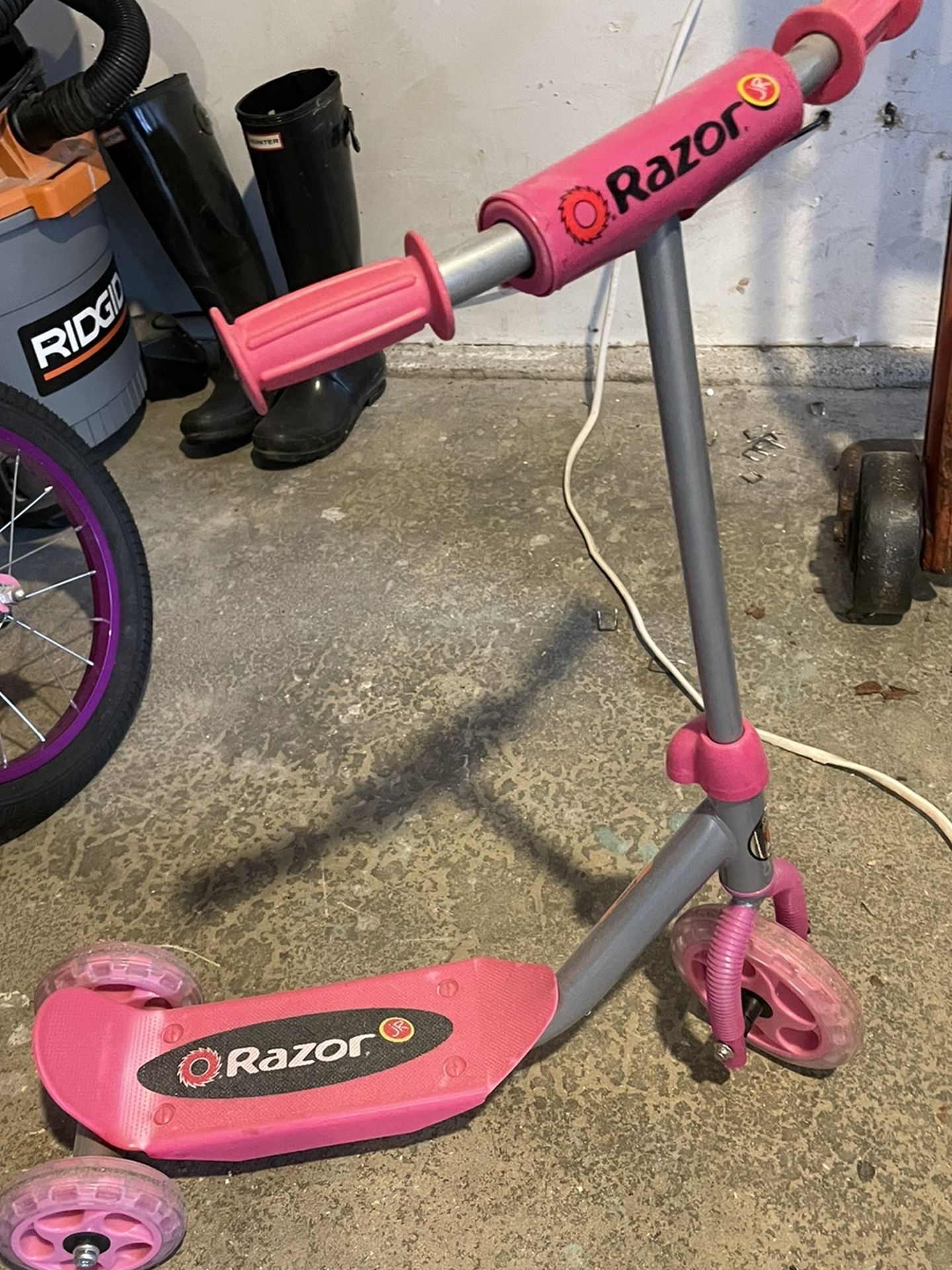 Pink Razor Scooter for Sale in Kent, WA - OfferUp