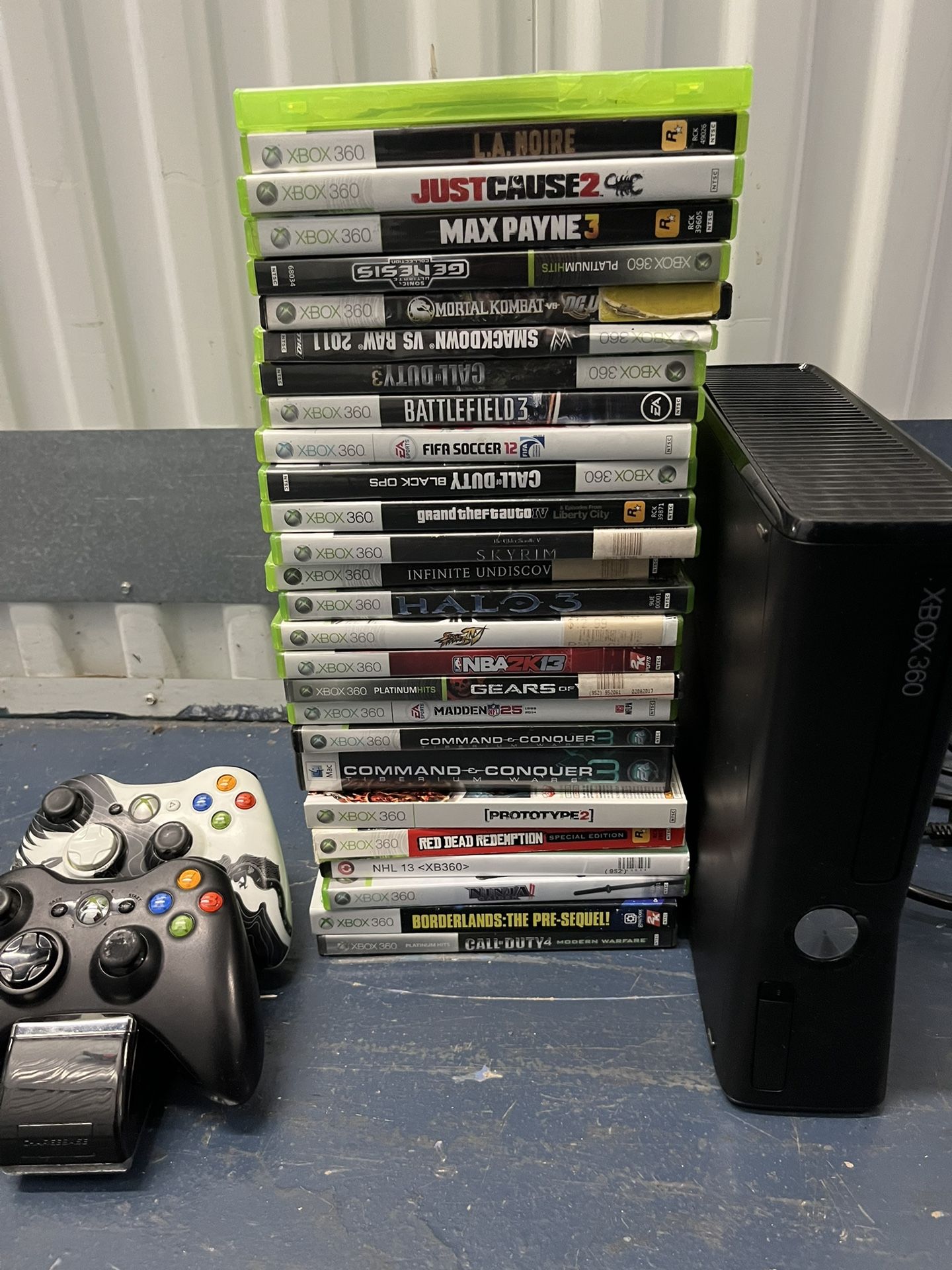 XBOX 360 Console BUNDLE + 2 remotes + 27 Games + Remotes Charger