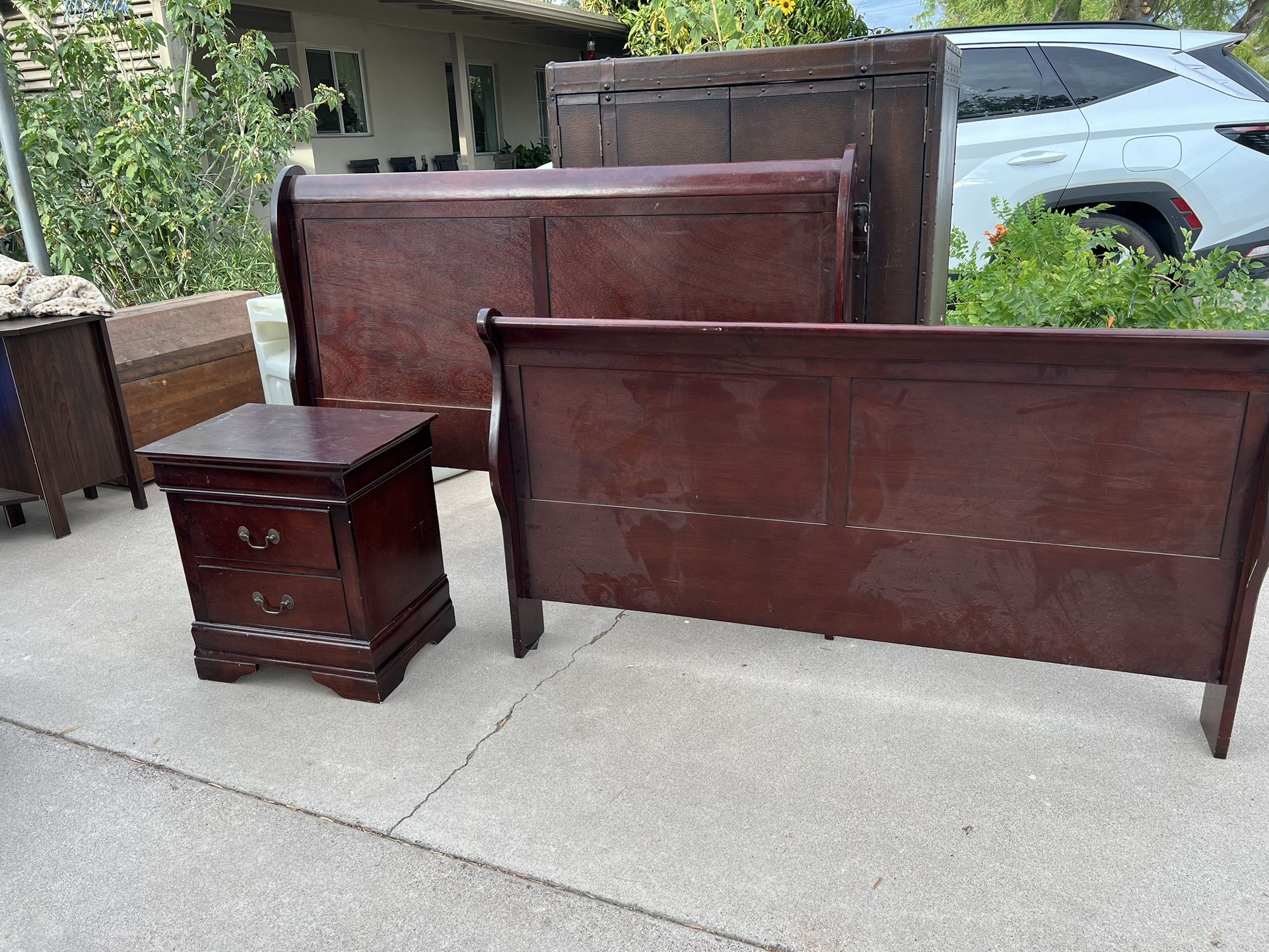 Alisdair Bedroom Set by Ashley with Queen Size Sleigh Bed & Nightstand ...