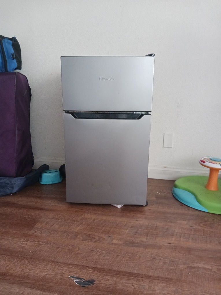Hisense Compact Mini Fridge for Sale in Las Vegas, NV - OfferUp