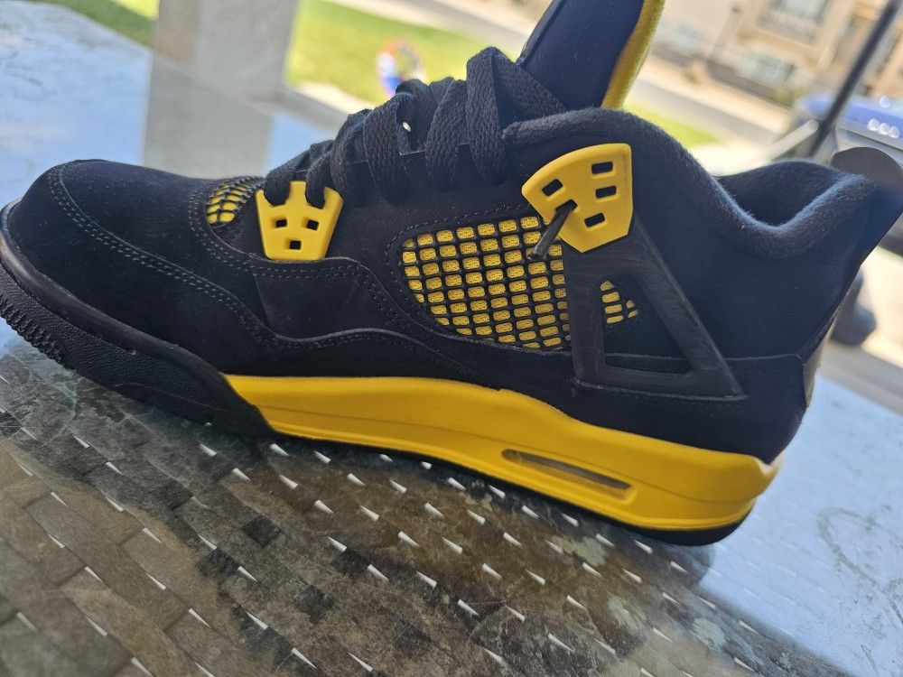 Air JORDANS THUNDER RETRO 4 for Sale in Calipatria, CA - OfferUp