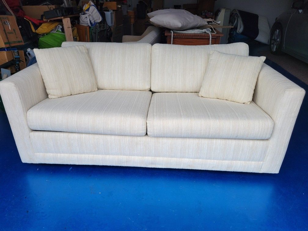 Free Pullout Love Seat for Sale in Anacortes, WA - OfferUp
