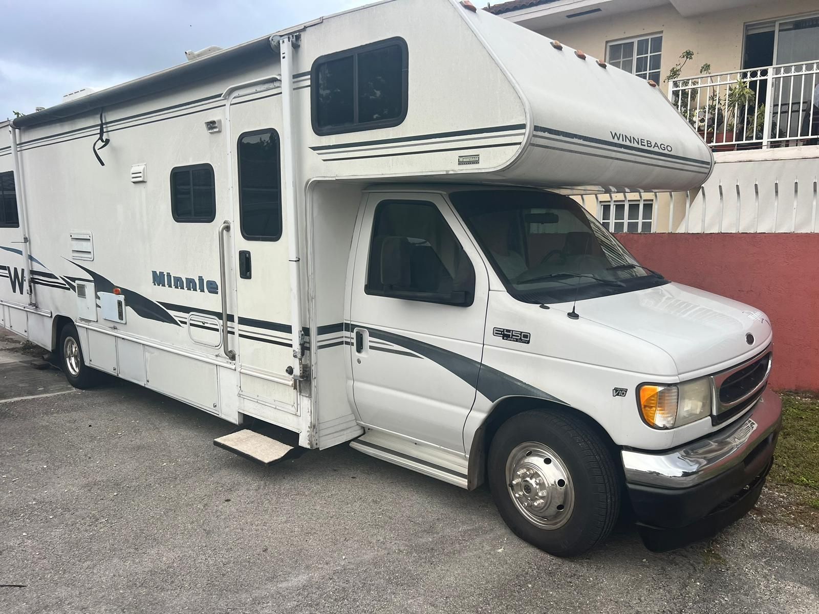 2002 Winnebago Minnie Winnie 31 for Sale in Miami, FL - OfferUp