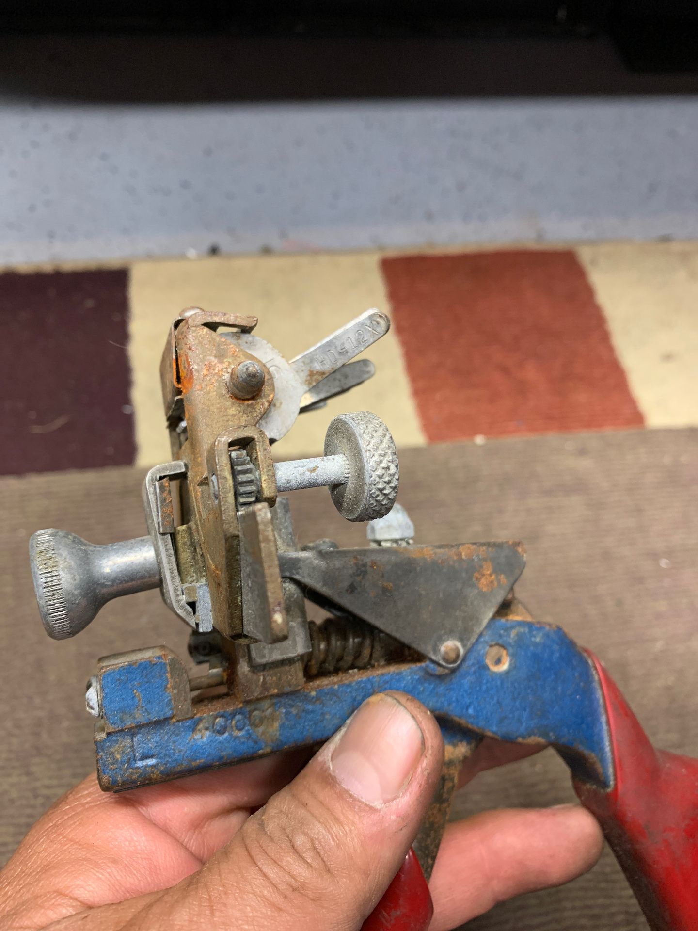 Locksmith/Repo adjustable portable hand key cutter & cutting dies for ...