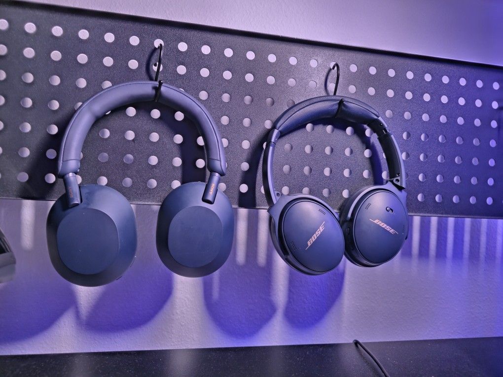 Bose QC45 $75 Sony XM5 $149 Both For $219 for Sale in Davenport, FL - OfferUp