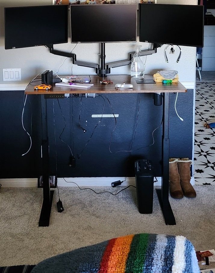 Computer Station With Monitors for Sale in Lake Elsinore, CA - OfferUp