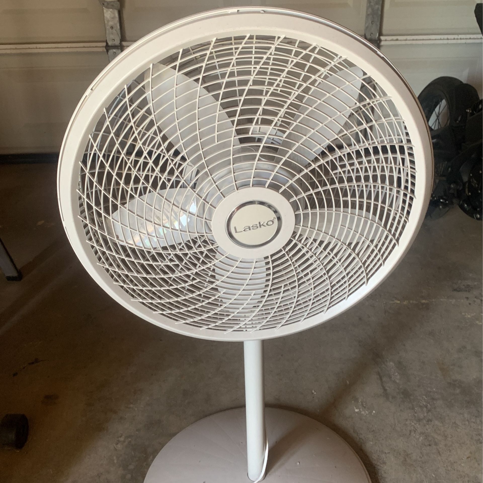 Lasko Stand Up Fan 3 Speeds for Sale in Glendora, CA - OfferUp