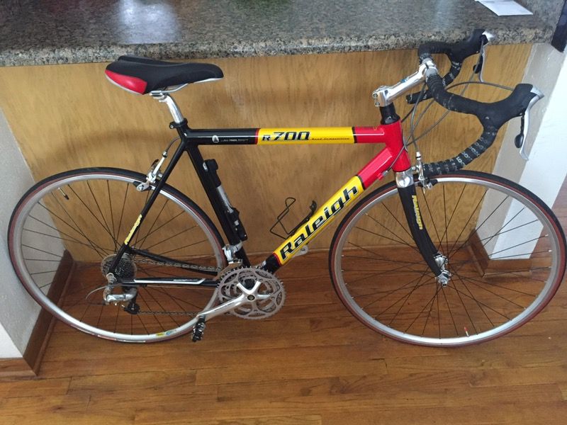 Raleigh R700 Street bicycle for Sale in Canutillo, TX - OfferUp