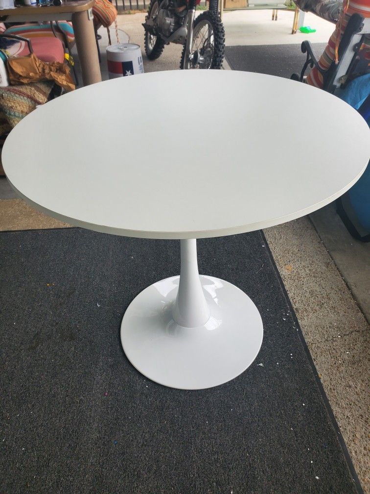 Small White Round Table for Sale in Houston, TX - OfferUp