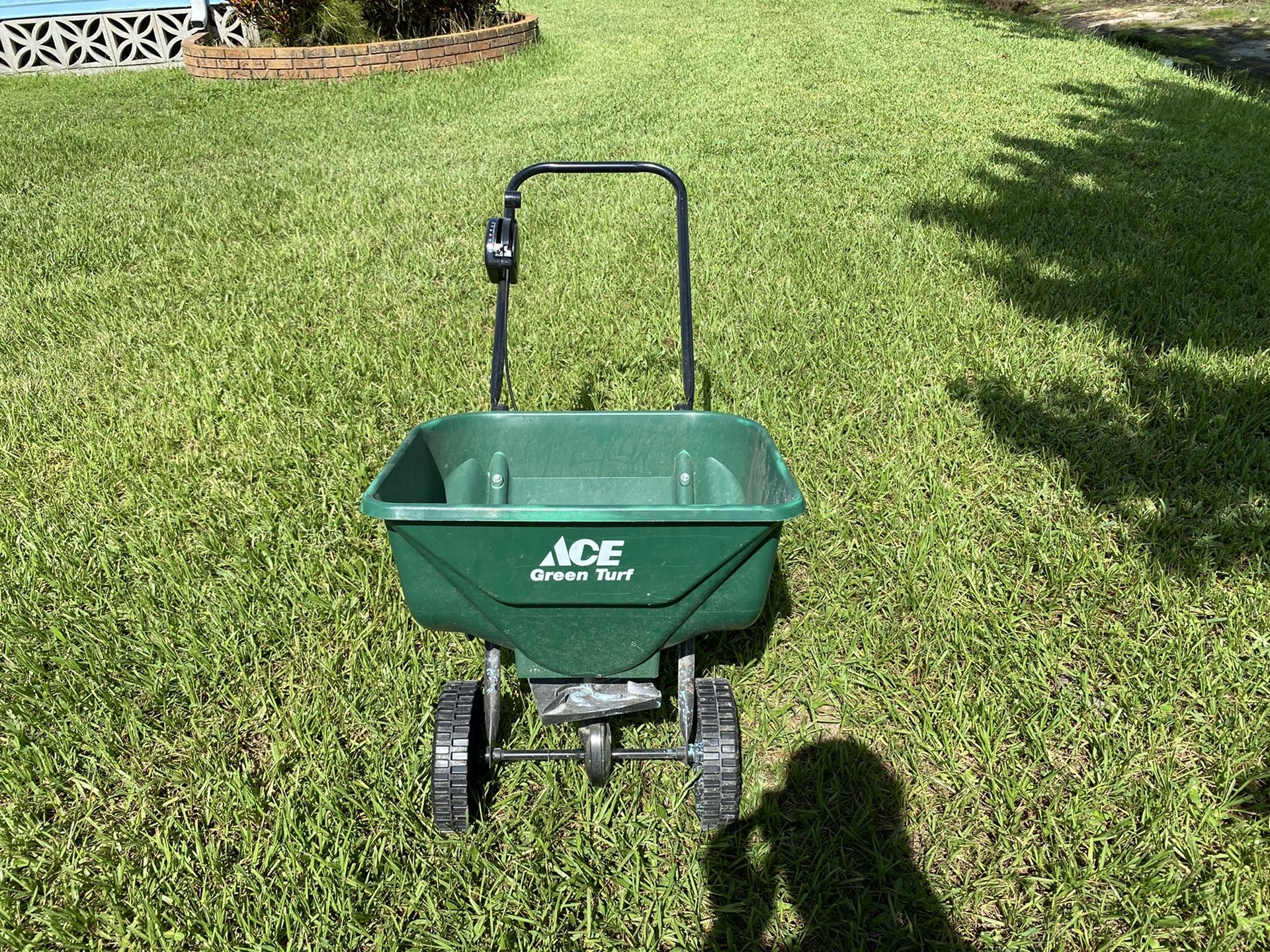 Ace green turf spreader for Sale in Orlando, FL - OfferUp