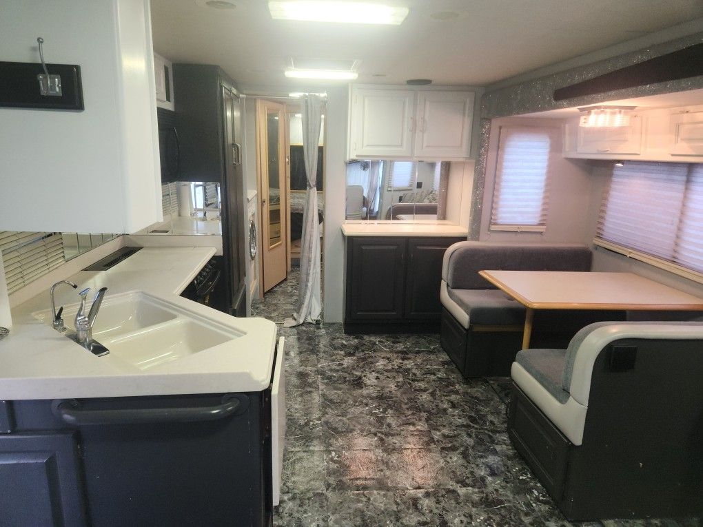 2002 National /Ford Dolphin 5355 for Sale in Oakbrook Terrace, IL - OfferUp