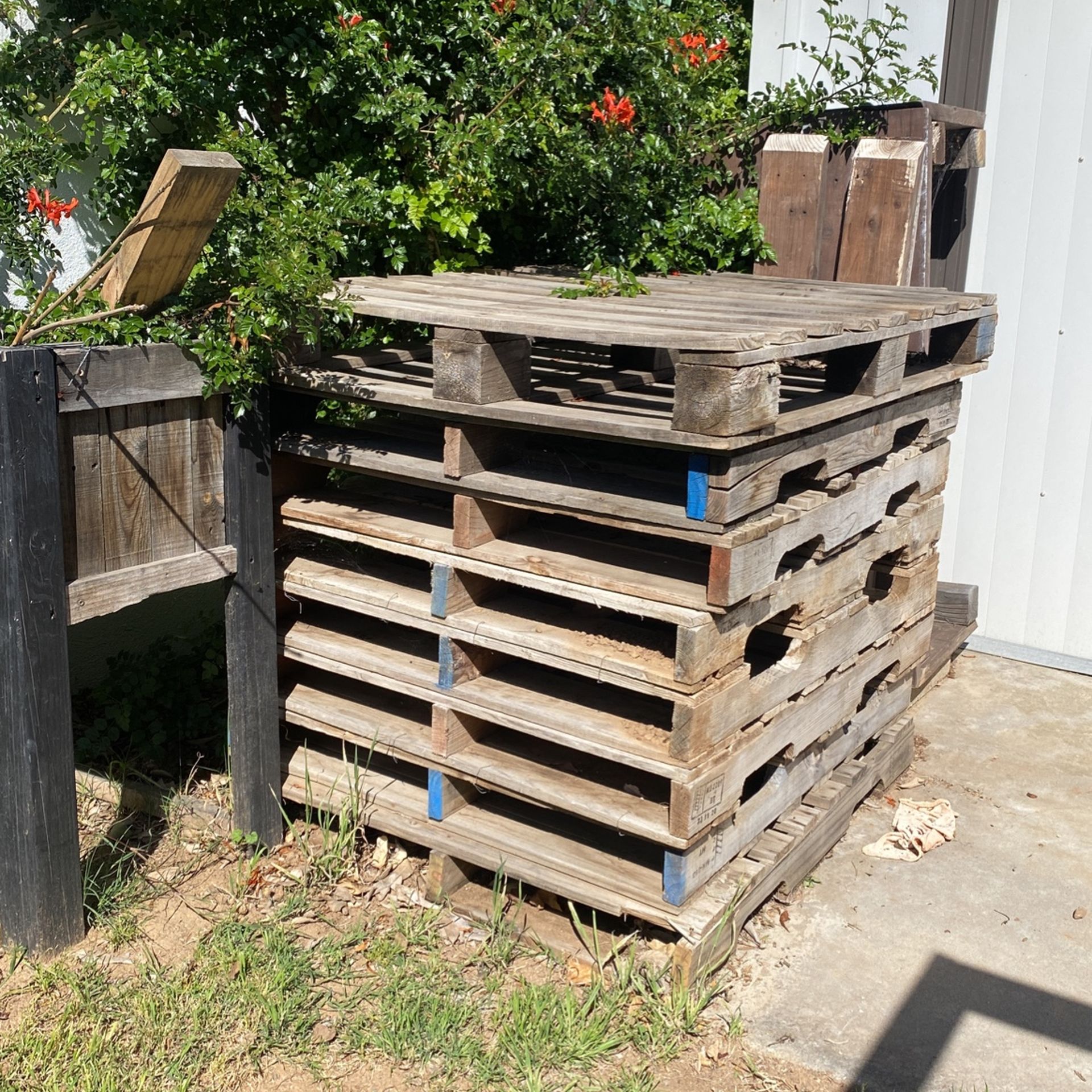 Free Pallets Pending Pickup for Sale in Grand Terrace, CA - OfferUp