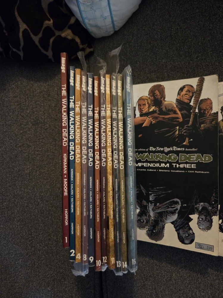 The Walking Dead Graphic Novels for Sale in Las Vegas, NV - OfferUp