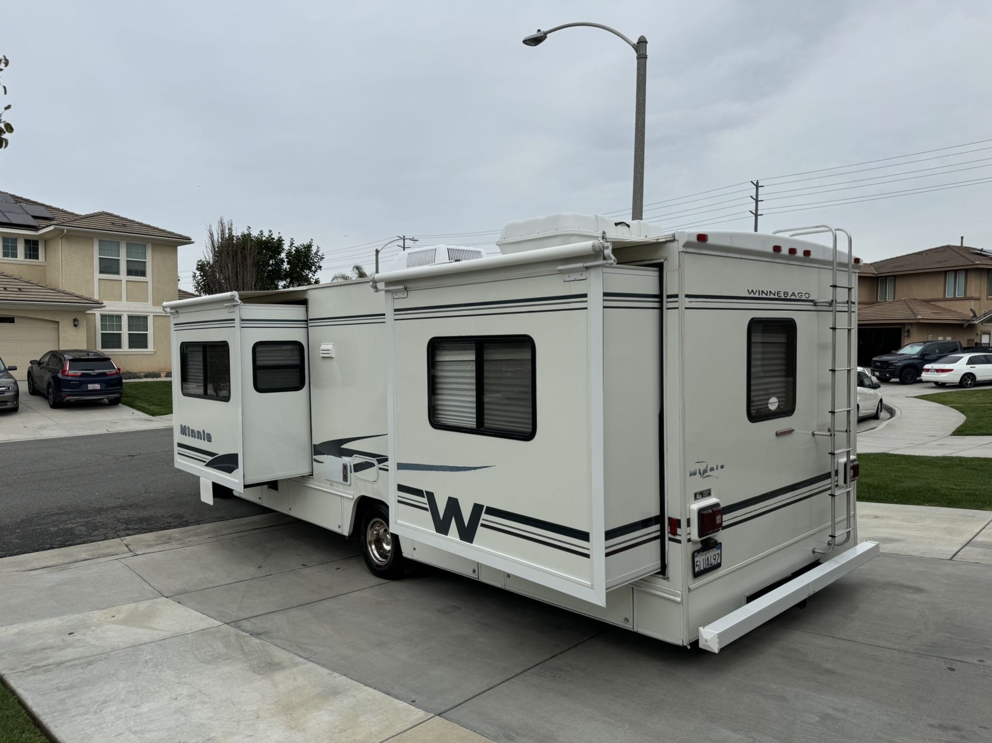 2002 Winnebago 29ft for Sale in Corona, CA - OfferUp