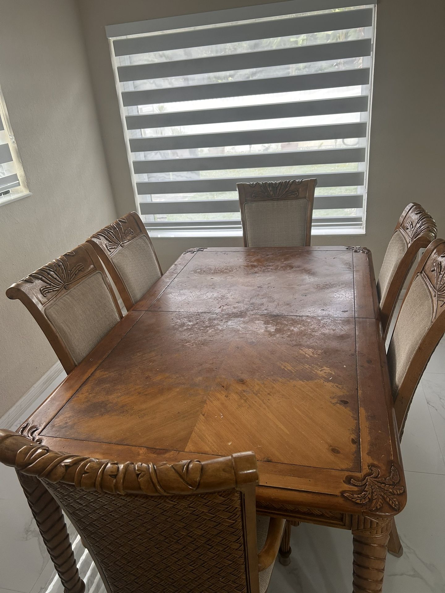 Free Dinner Table. Gratis Mesa De Comedor for Sale in Hialeah, FL - OfferUp