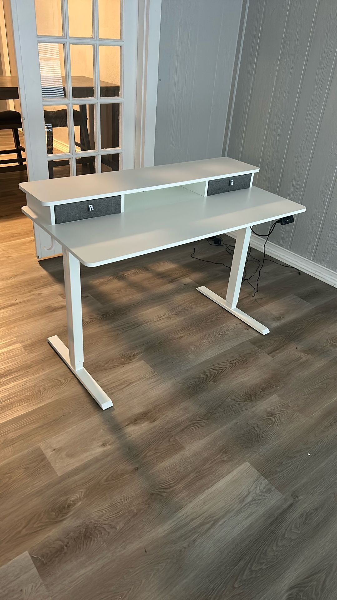 White Work Desk for Sale in Arlington, TX - OfferUp