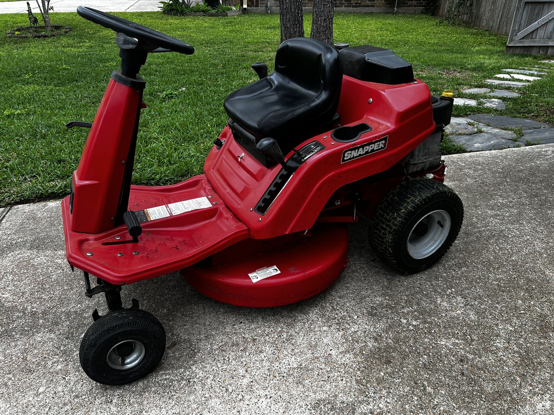 Snapper 28” Riding Mower for Sale in Houston, TX - OfferUp