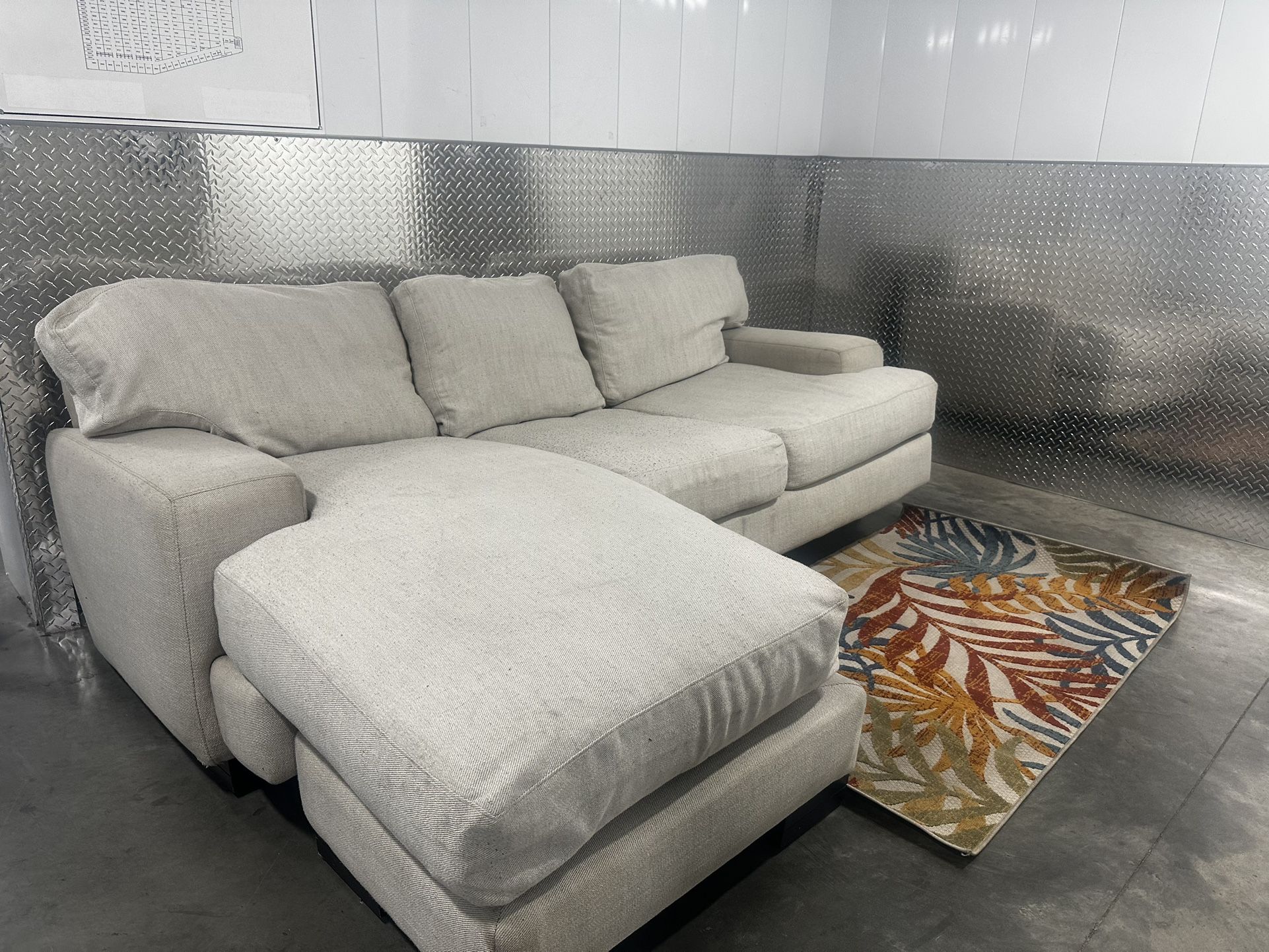 LIGHT GREY SECTIONAL W/ FREE DELIVERY for Sale in Anaheim, CA - OfferUp
