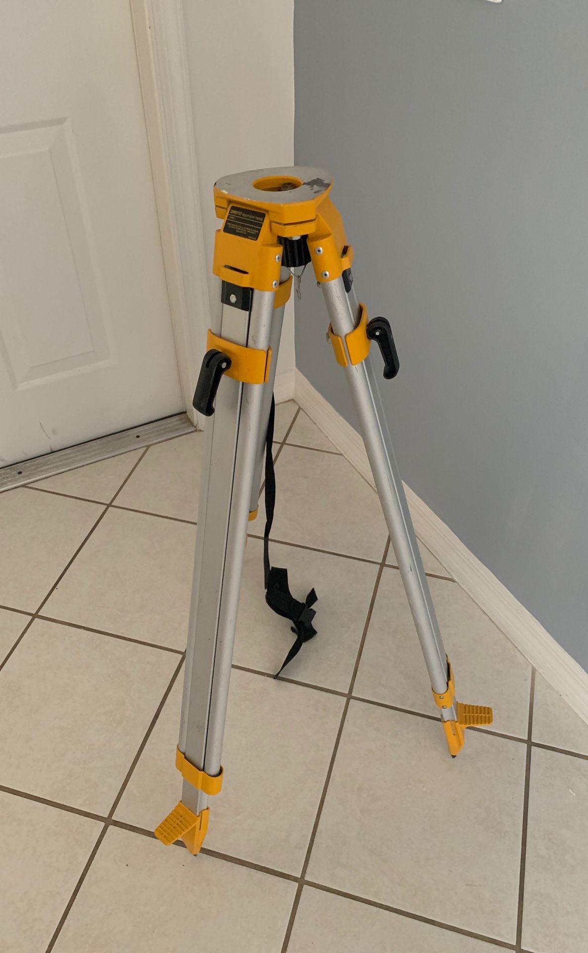 Dewalt Tripod DW0737 for Sale in Fort Lauderdale, FL - OfferUp