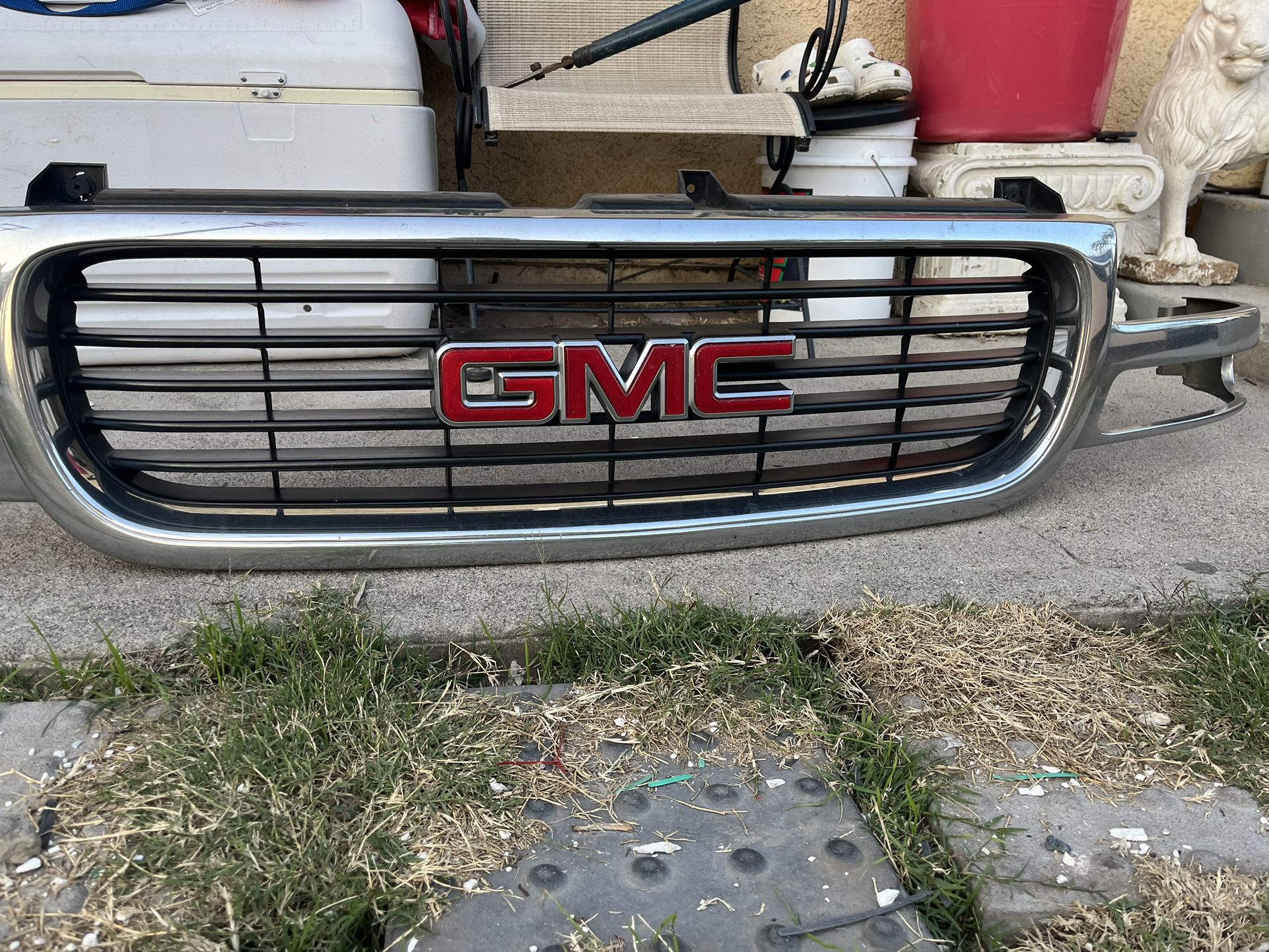 GMC Grill for Sale in San Bernardino, CA - OfferUp