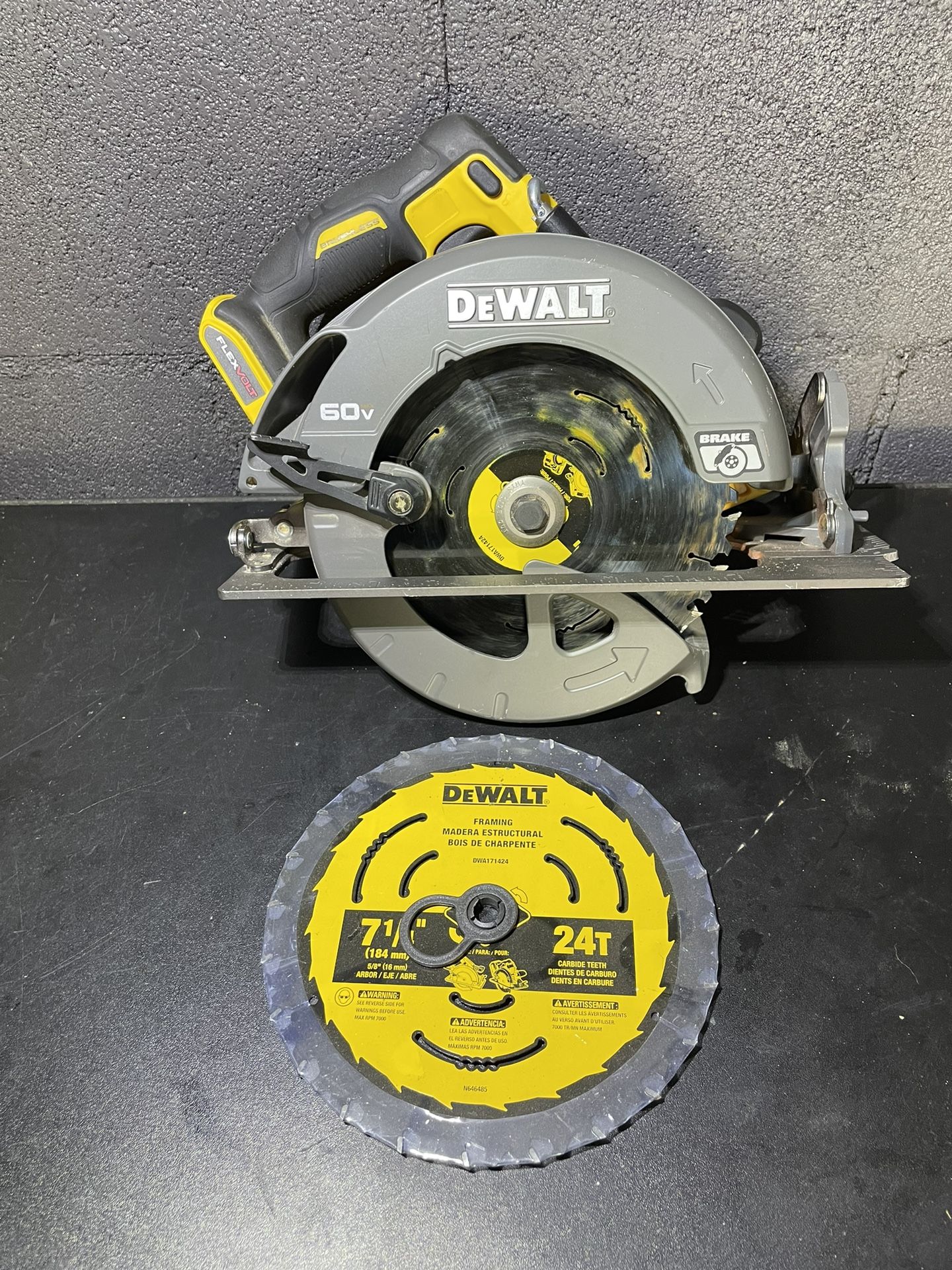 Dewalt Circular Saw Flexvolt for Sale in Lake Elsinore, CA - OfferUp