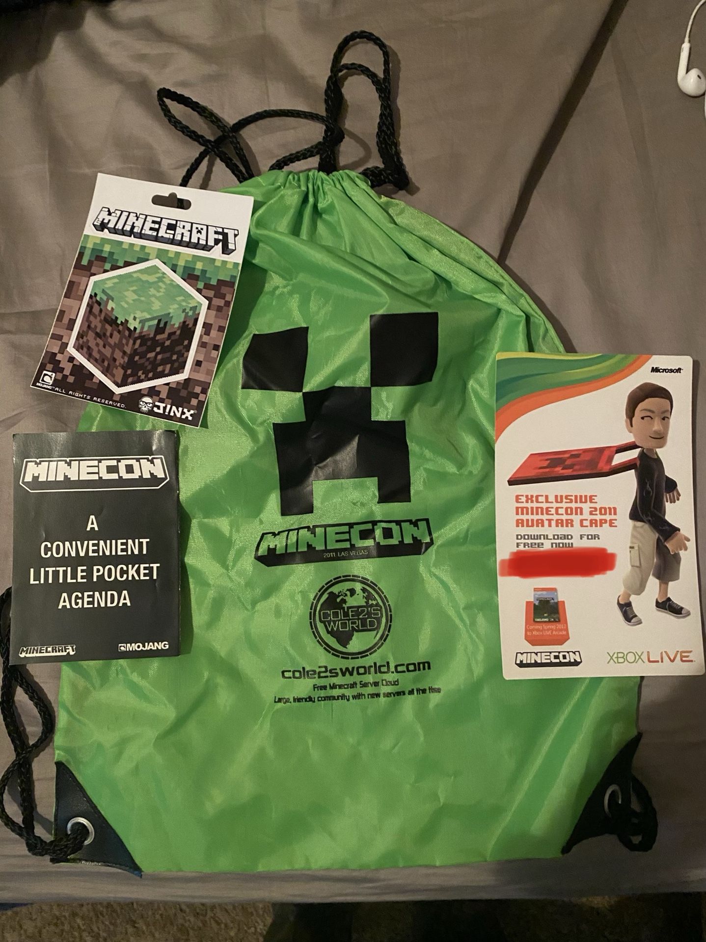 RARE Official 2011 Minecon Bag with official sticker and xbox cape code ...