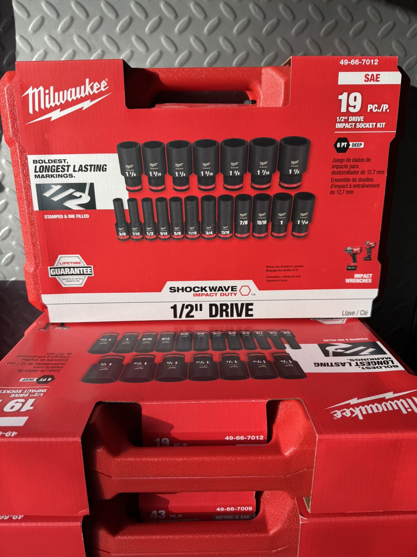 Milwaukee SHOCKWAVE 1/2 in. Drive SAE 6 Point Impact Socket Set (19 ...