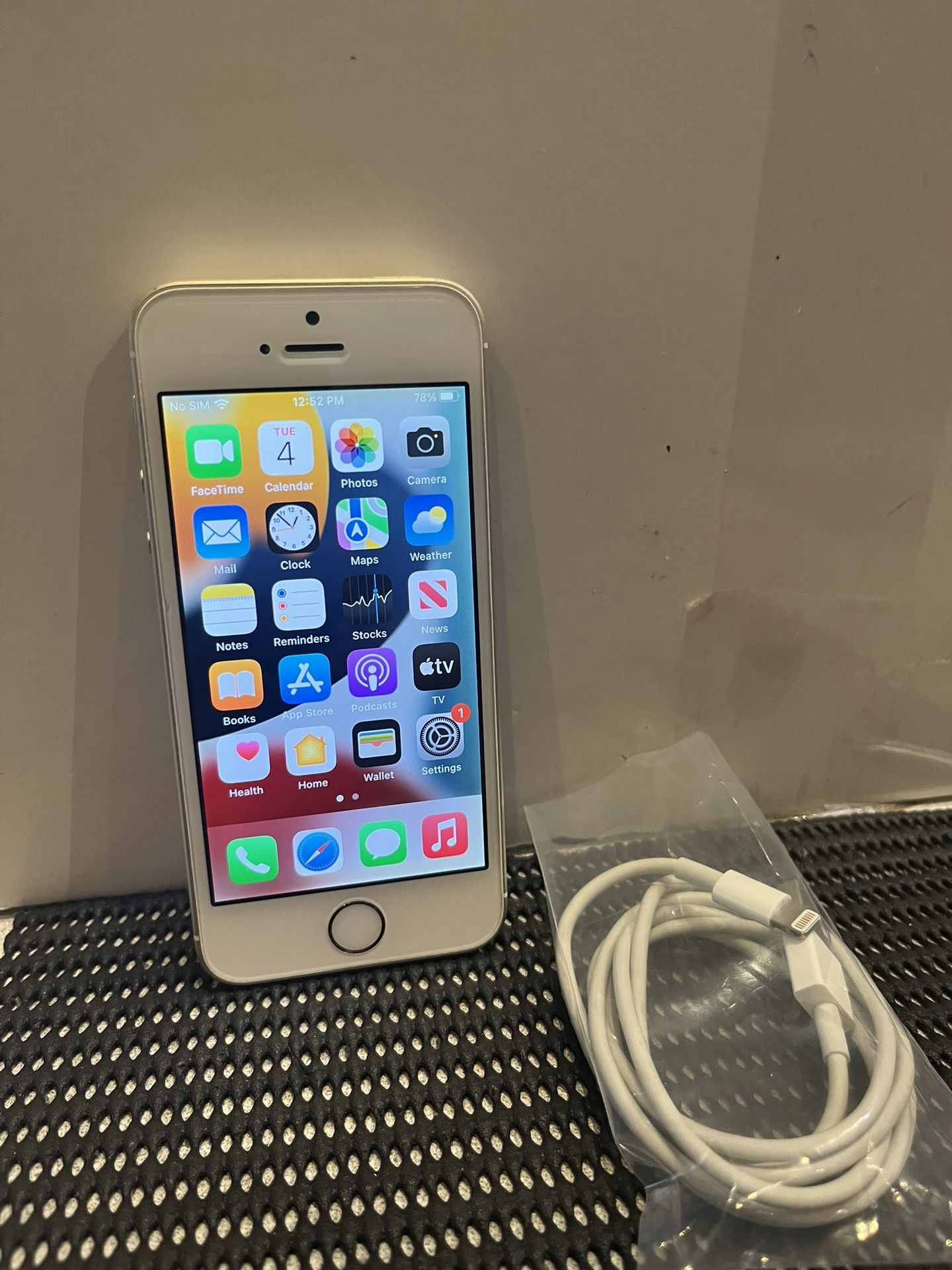 Apple iPhone SE 1st Gen 64GB UNLOCKED 4” -Gold for Sale in Oakland Park ...