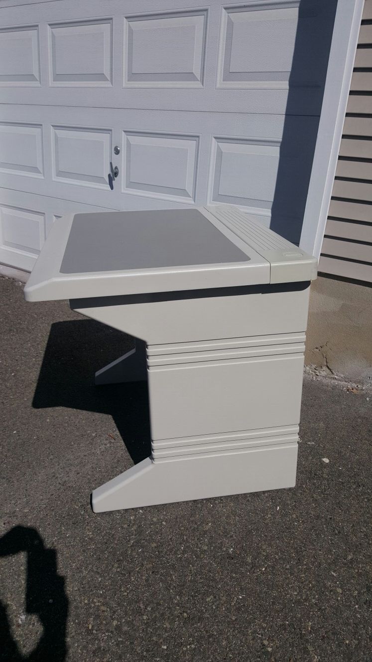 Rubbermaid Desk for Sale in Bedminster Township, NJ - OfferUp