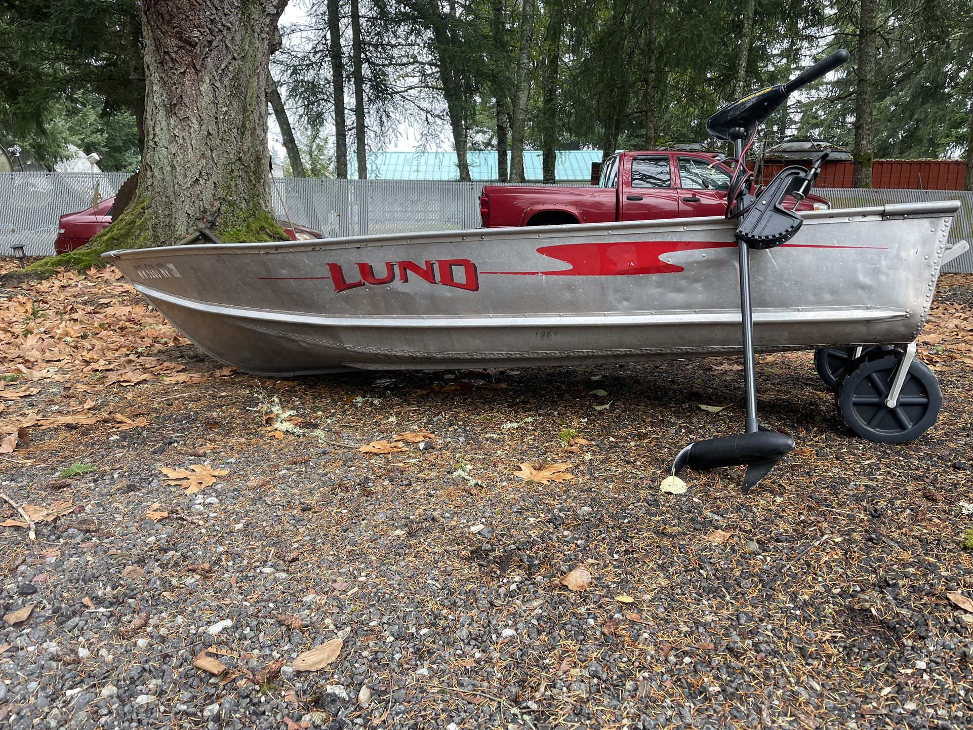 12 Foot Lund Boat And Trolling Motor for Sale in Tumwater, WA - OfferUp