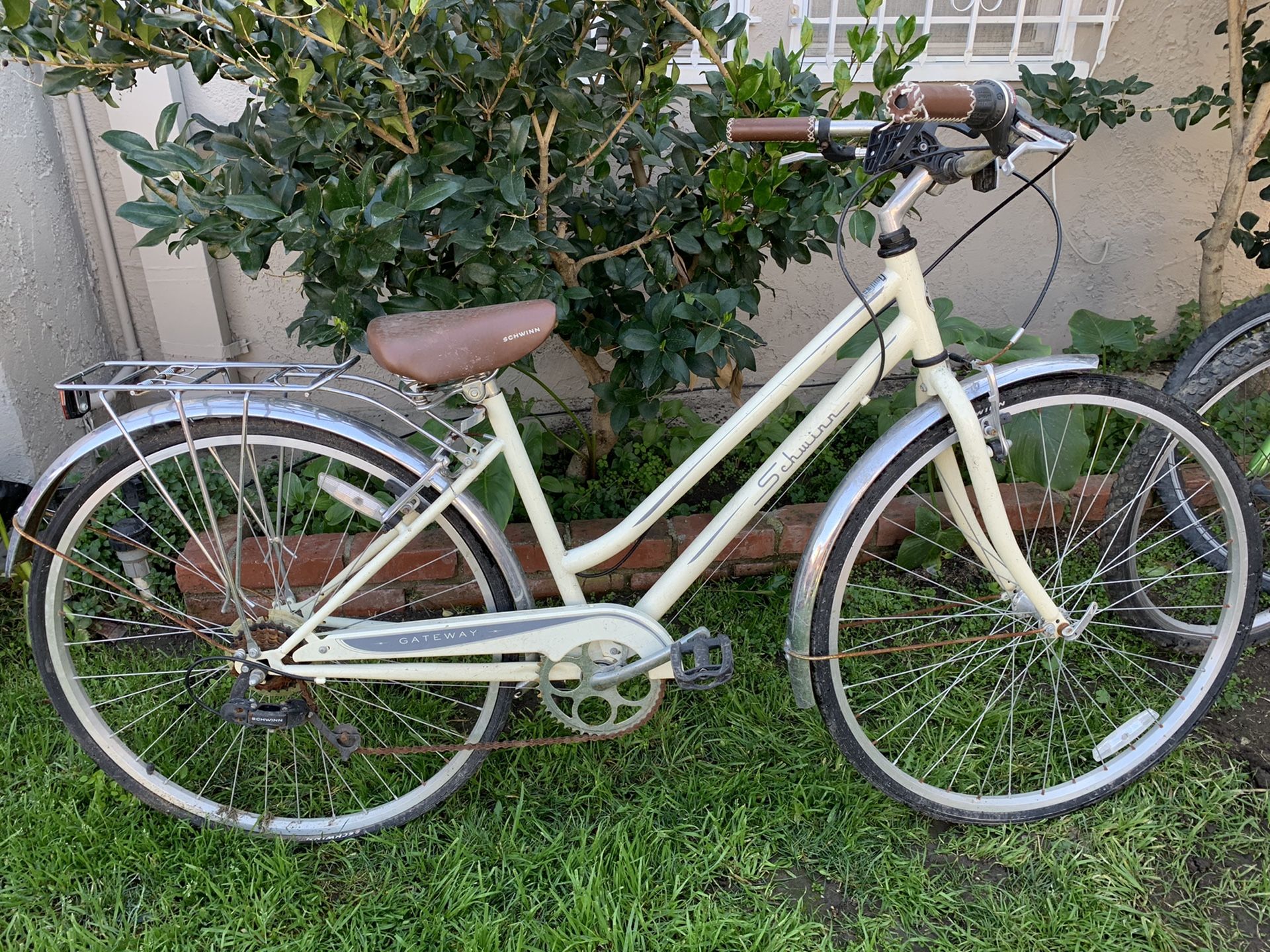 Schwinn Women’s Gateway Hybrid Bike- Cream Color for Sale in San Pedro ...